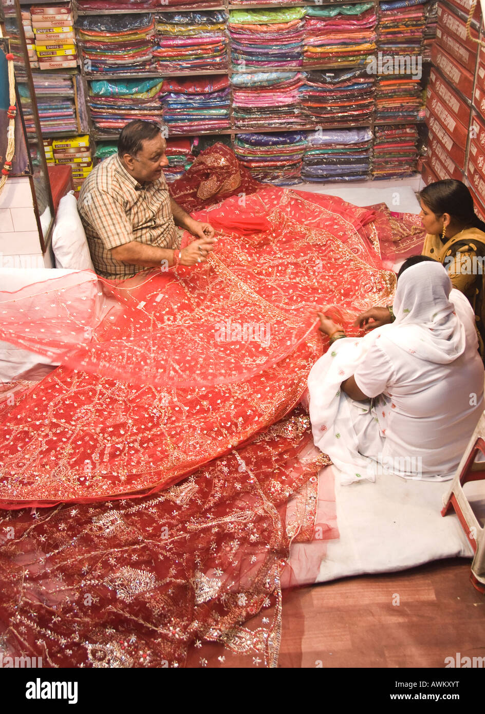 A sari shop in Kinari Bazaar ear Chadni Chowk in India Stock Photo - Alamy