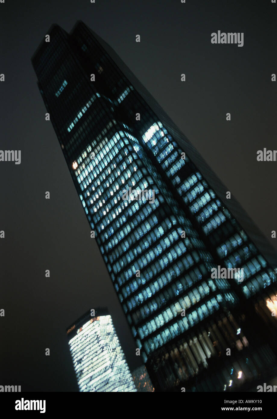 Tilt up view exterior modern hi-res stock photography and images - Alamy