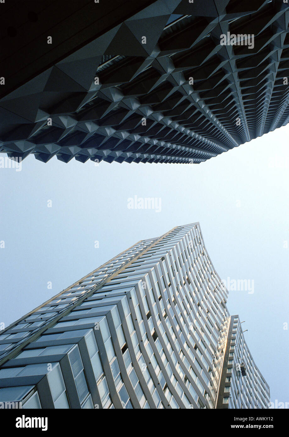 Two skyscrapers from below hi-res stock photography and images - Alamy