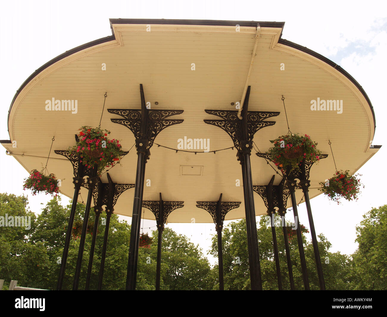 Metal roof supports hi-res stock photography and images - Alamy
