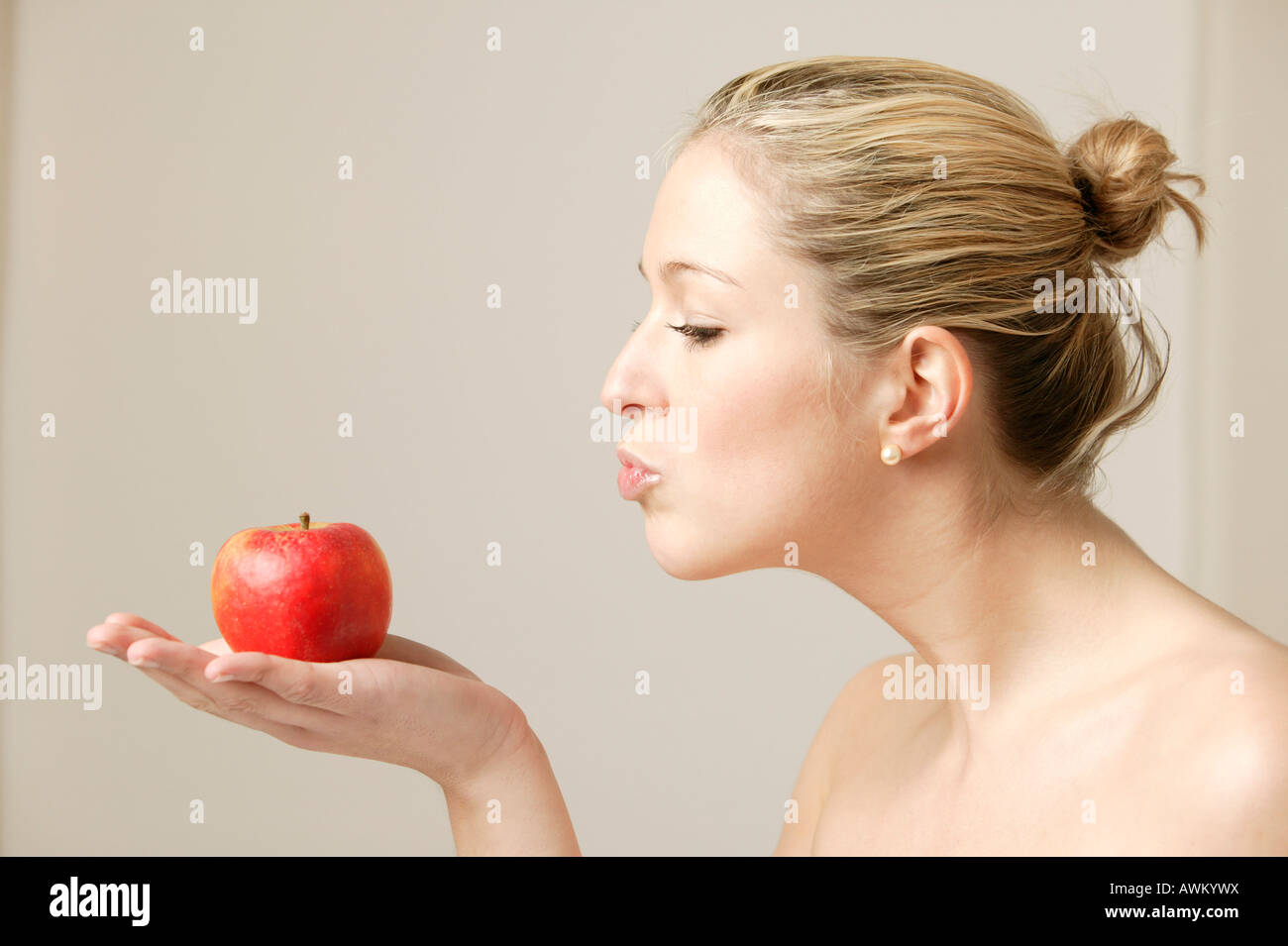 Apple kiss hi-res stock photography and images - Alamy
