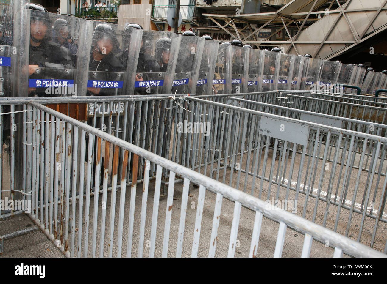 line up police officers Stock Photo - Alamy