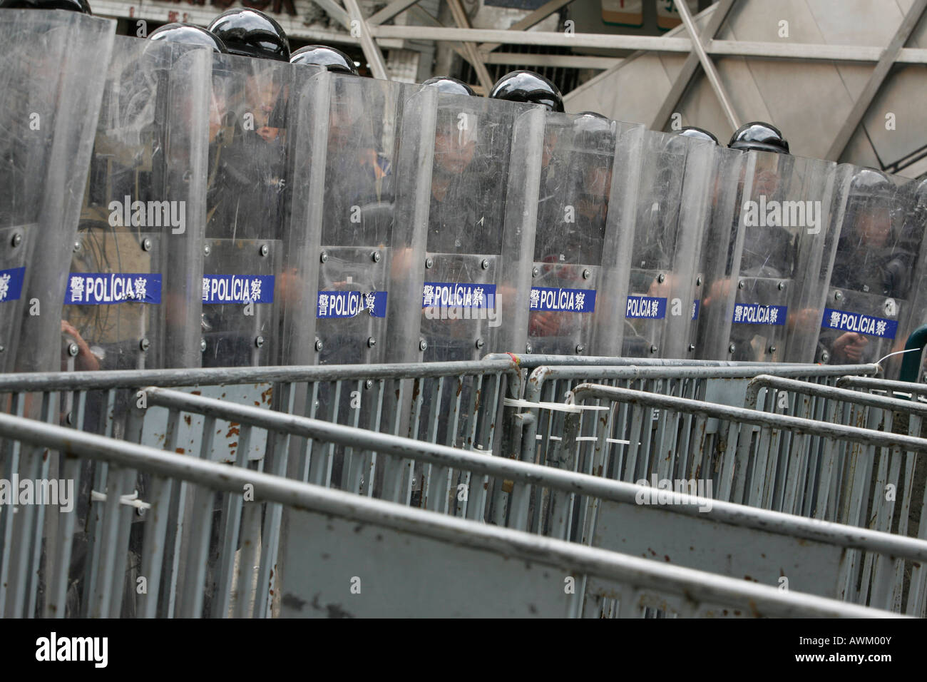 line up police officers Stock Photo - Alamy
