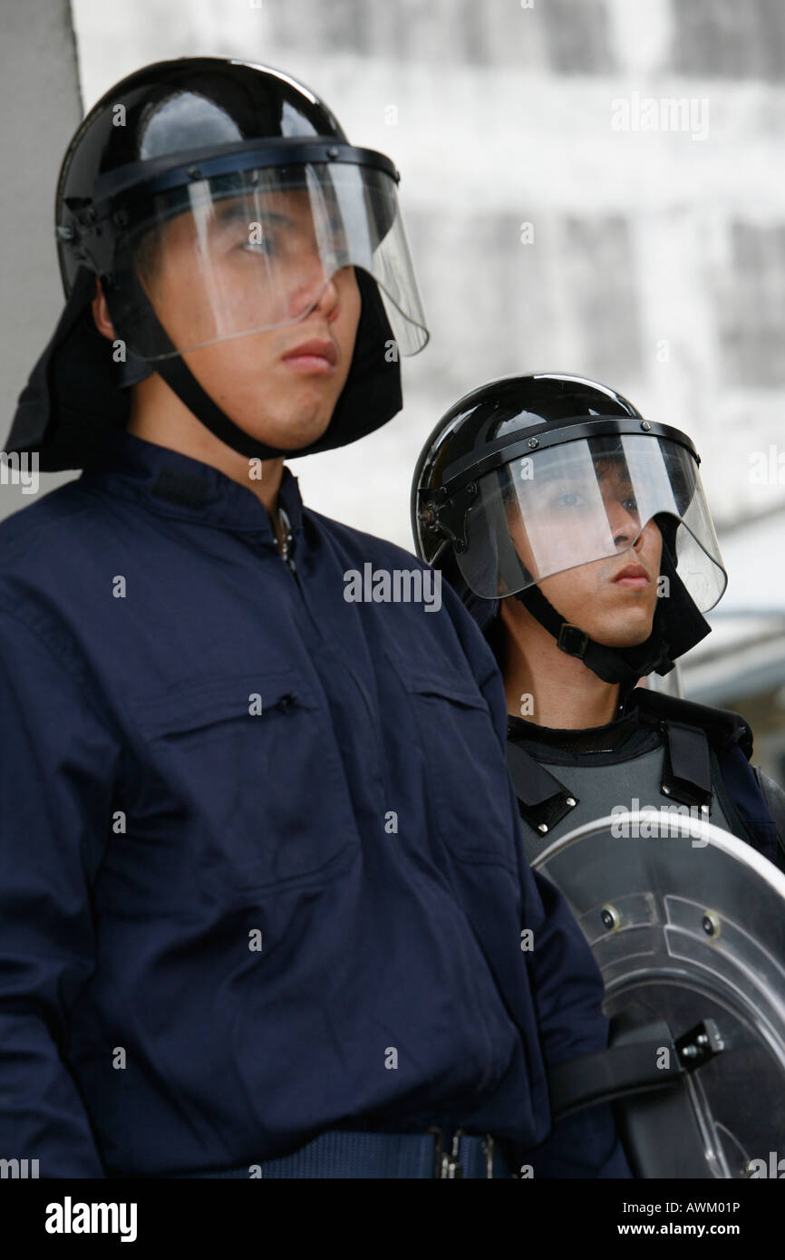 line up police officers Stock Photo - Alamy