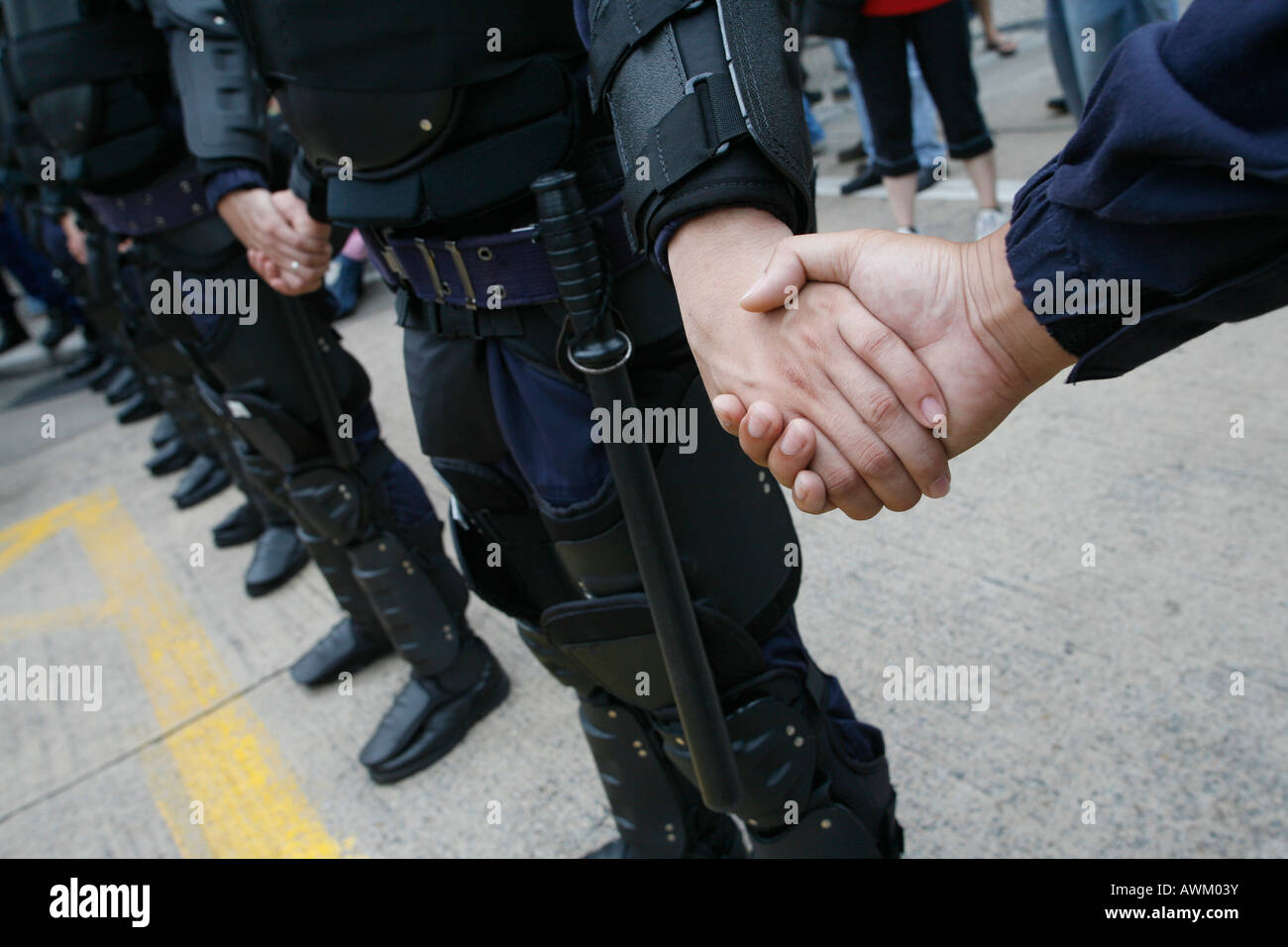 line up police officers Stock Photo - Alamy