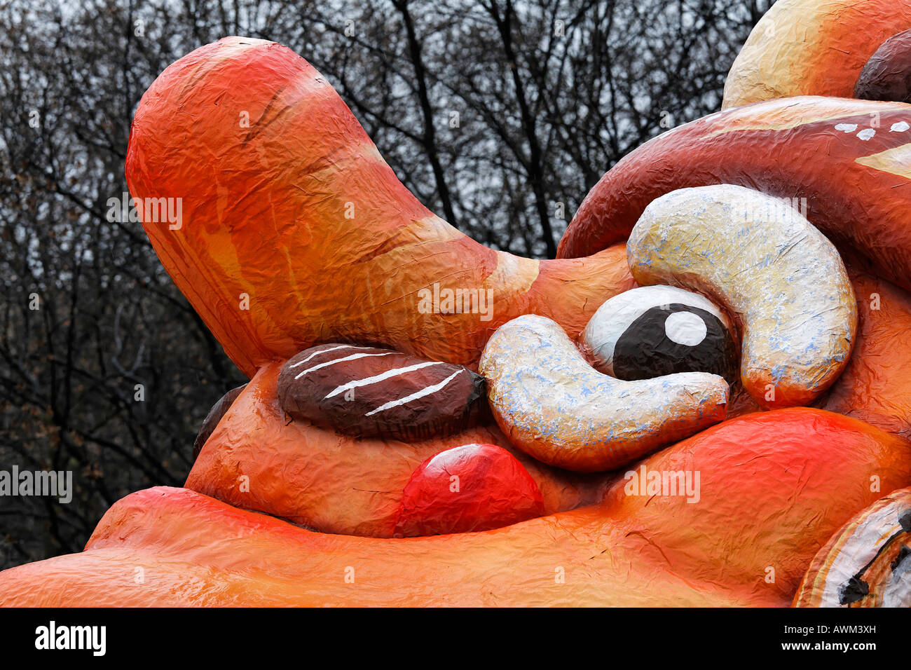 Paper mache heads hi-res stock photography and images - Alamy