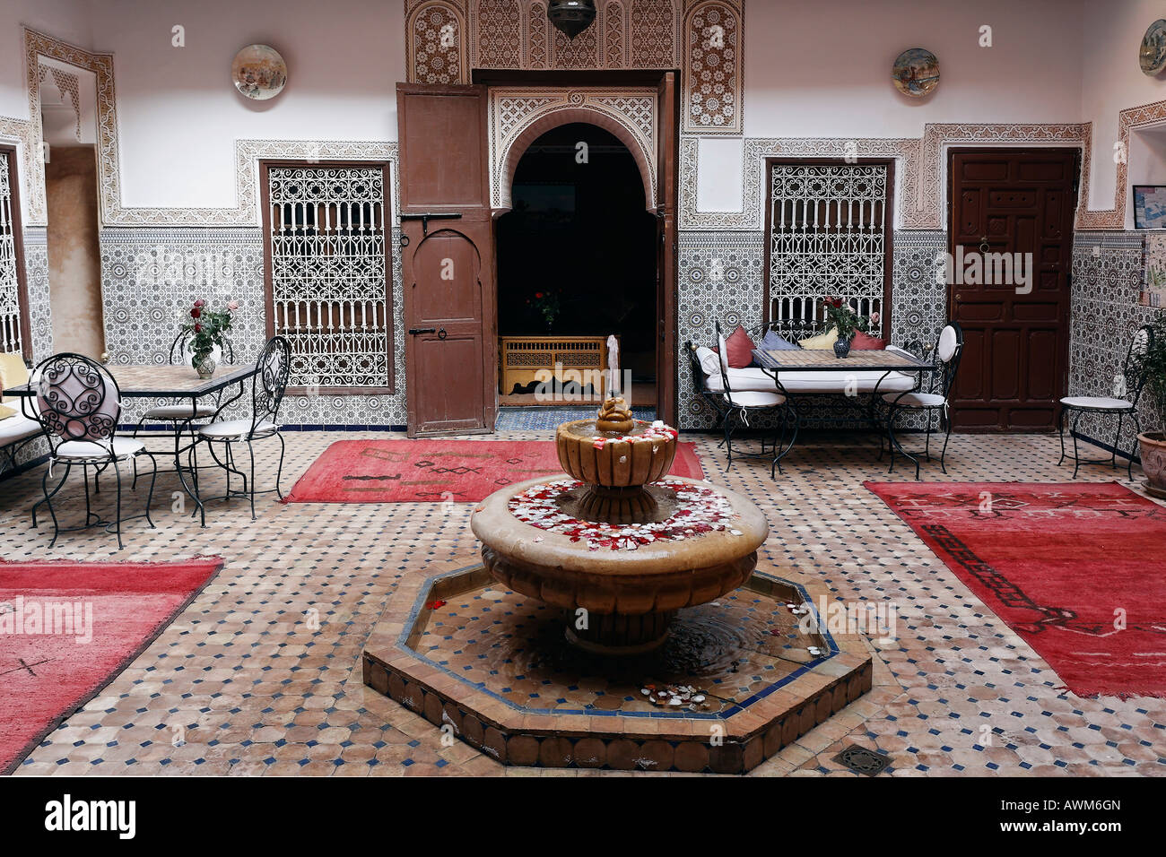 Morocco old traditional living houses hi-res stock photography and ...