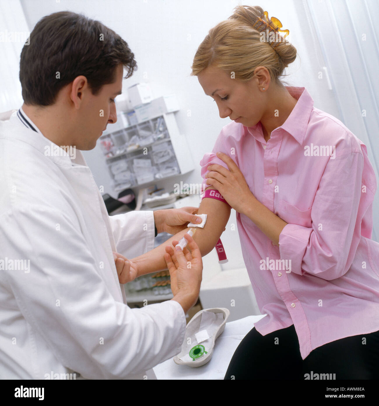 Male doctor giving injection to patient Stock Photo - Alamy