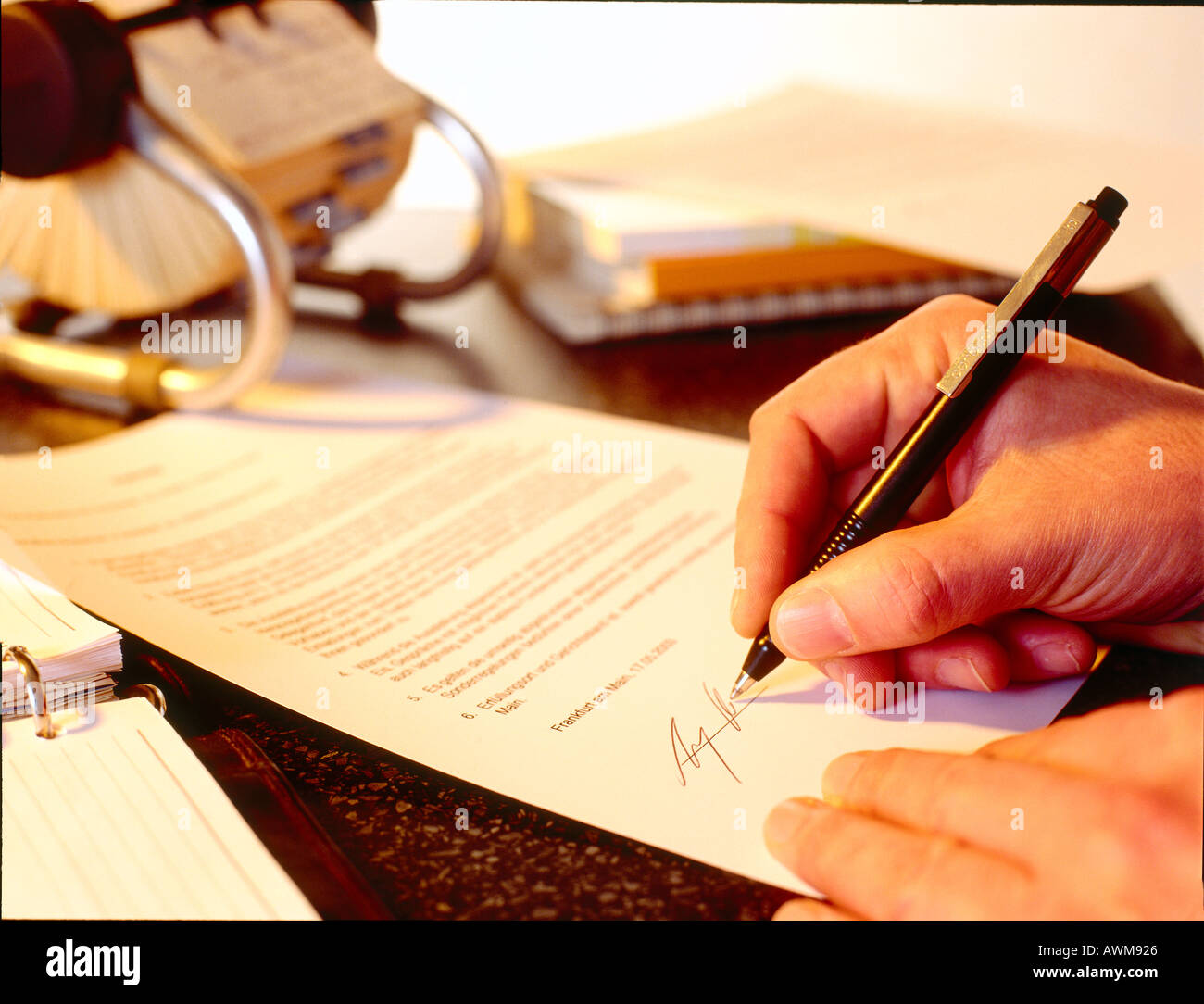 Persons hand signing contract hi-res stock photography and images - Alamy