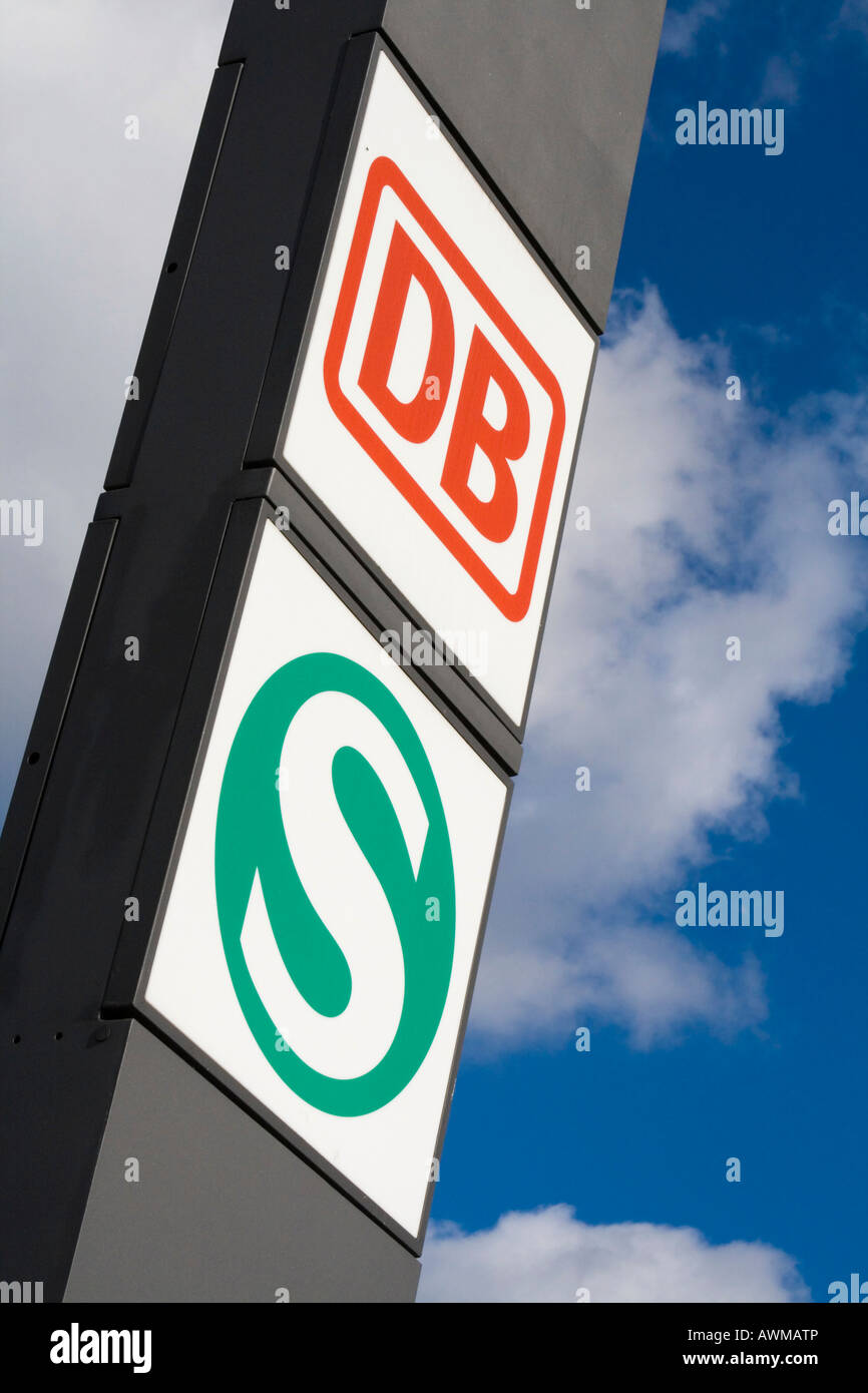 Rail signs hi-res stock photography and images - Alamy