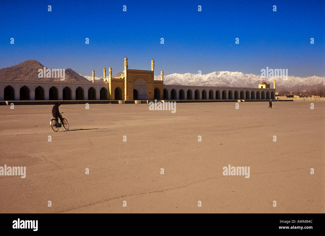 Snowcapped mountains behind mosque, Id Gah Mosque, Kabul, Afghanistan ...