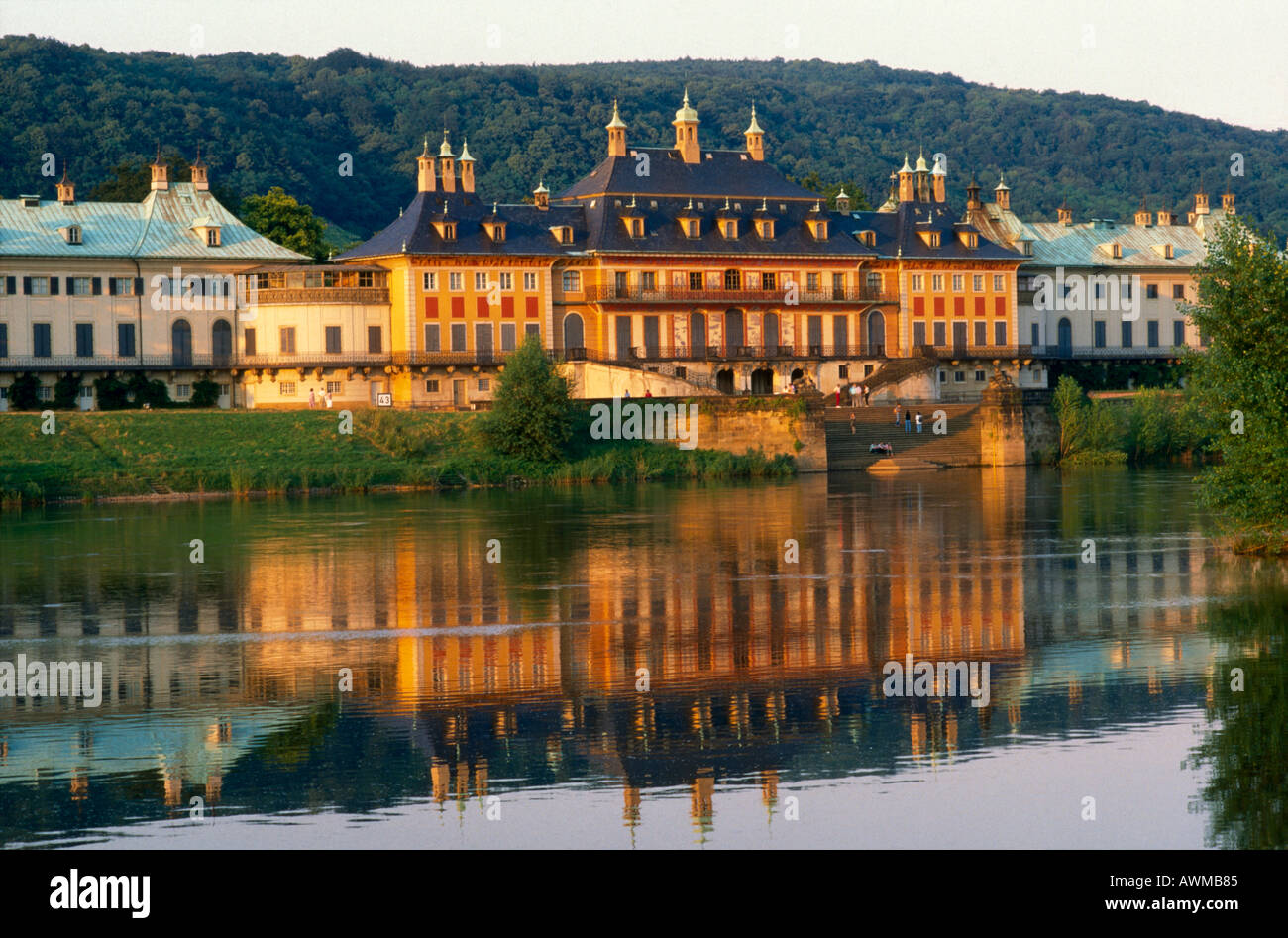 Riverfront castles hi-res stock photography and images - Alamy