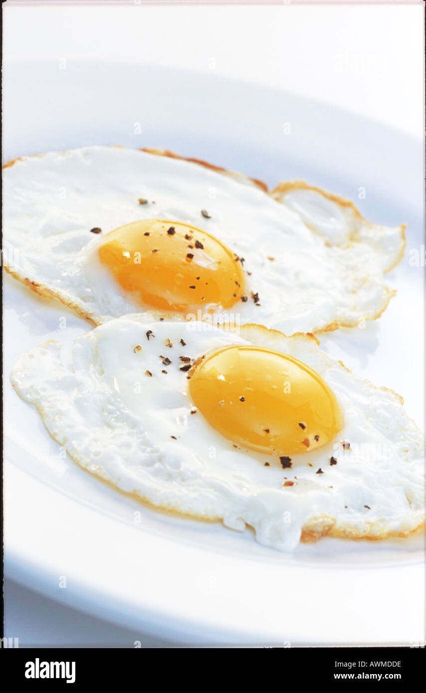 Two fried eggs hi-res stock photography and images - Alamy