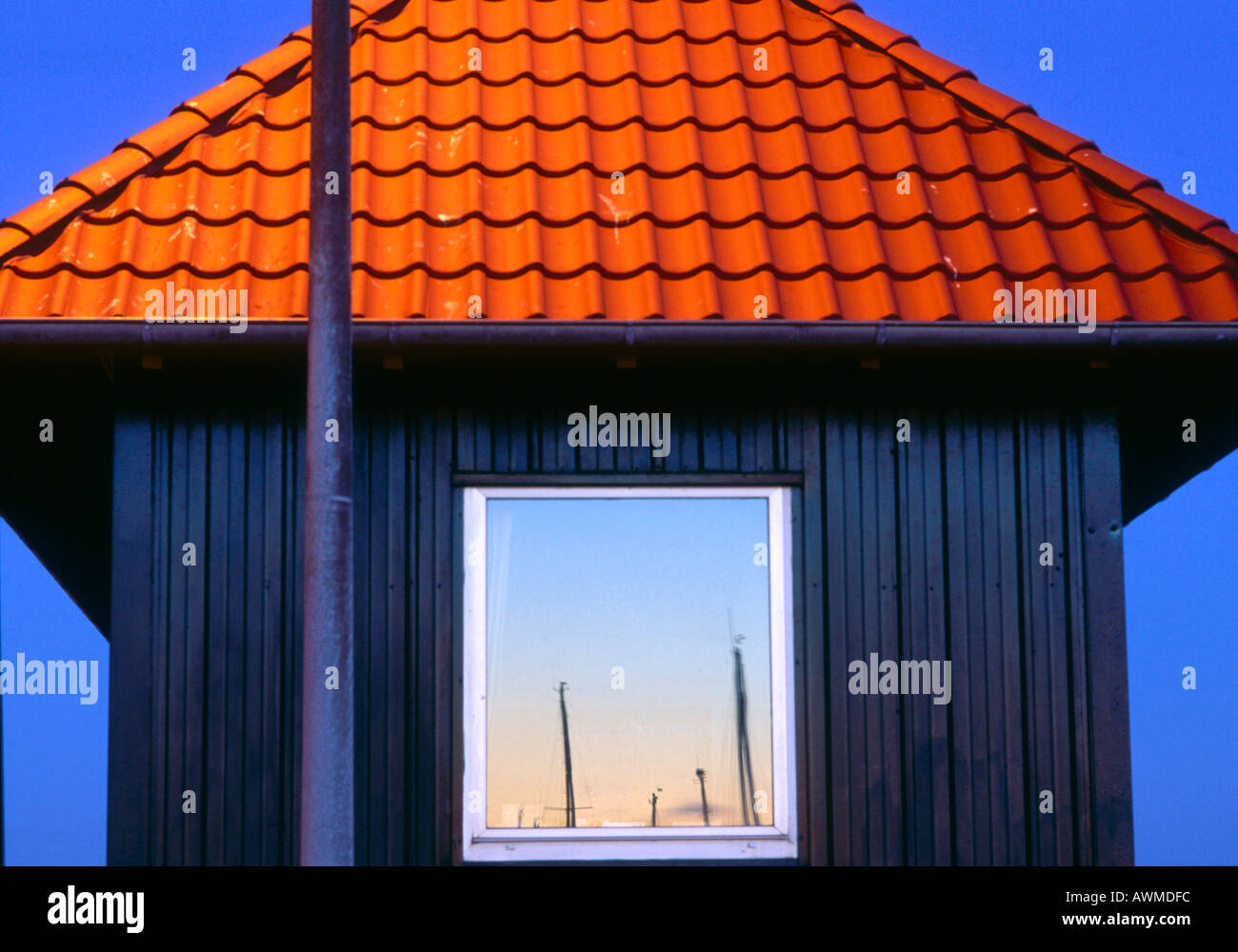 Reflection of street lights on window glass Stock Photo - Alamy