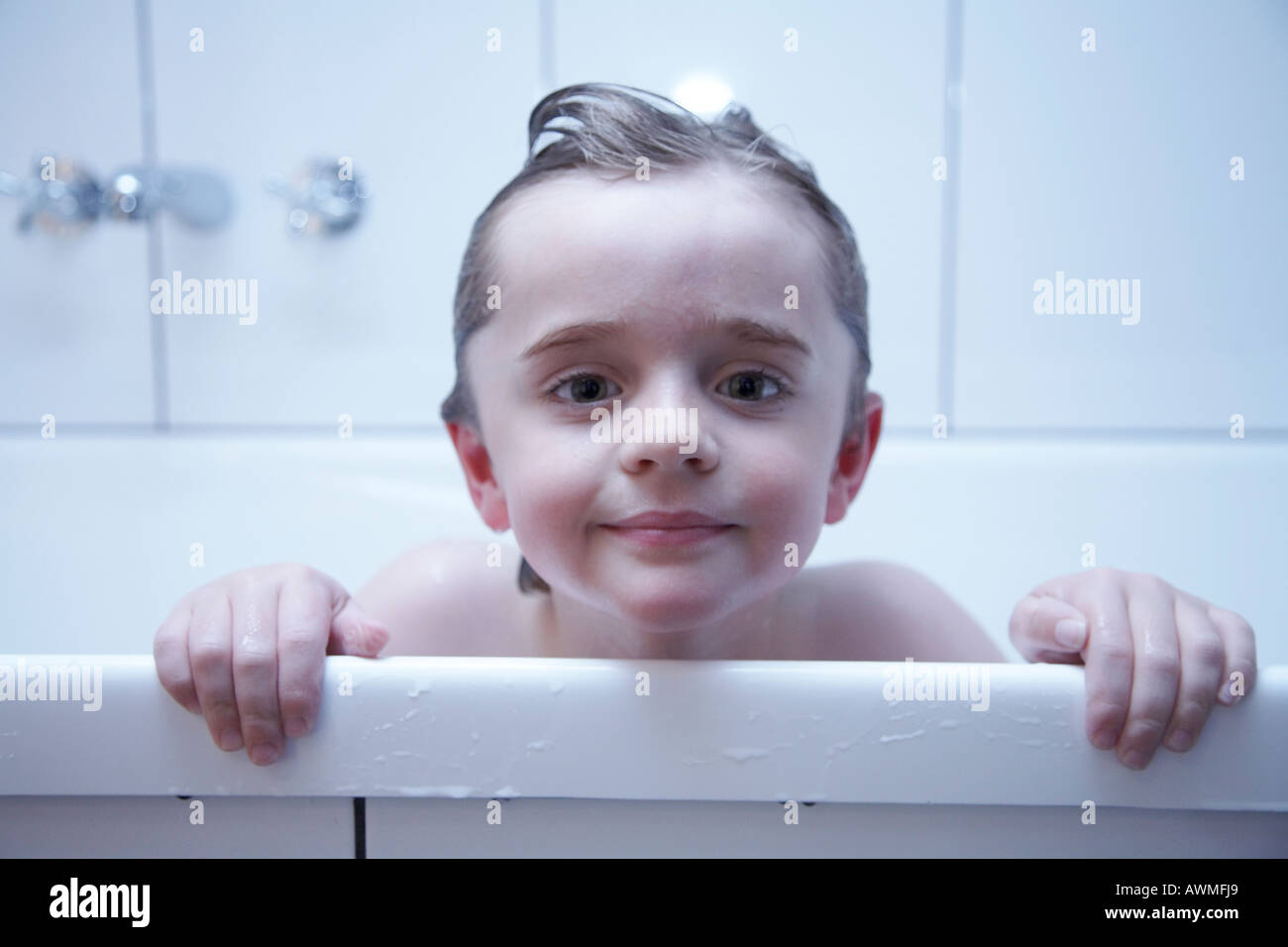 People peering over the side hi-res stock photography and images - Alamy