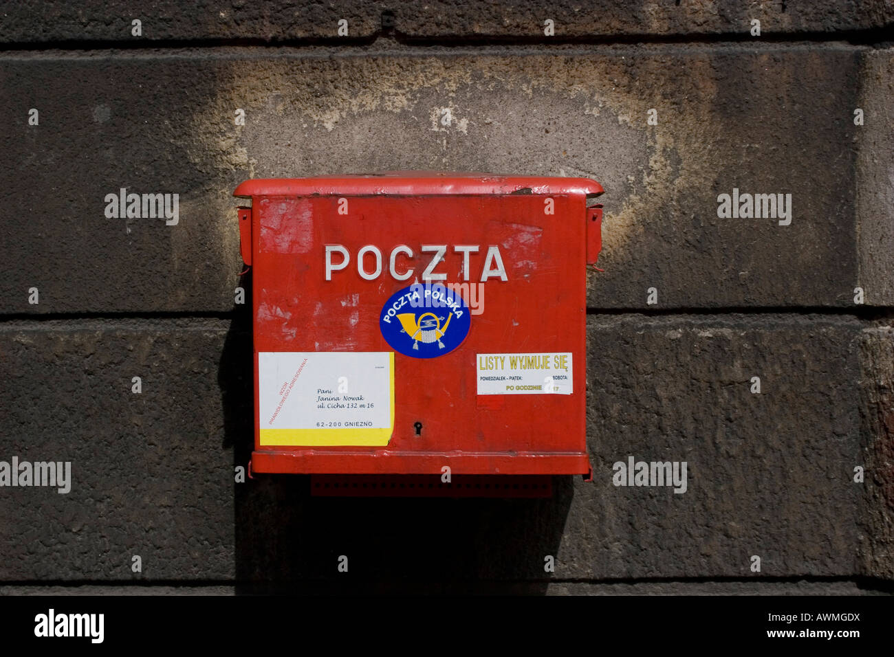 Roter briefkasten in der wand hi-res stock photography and images - Alamy