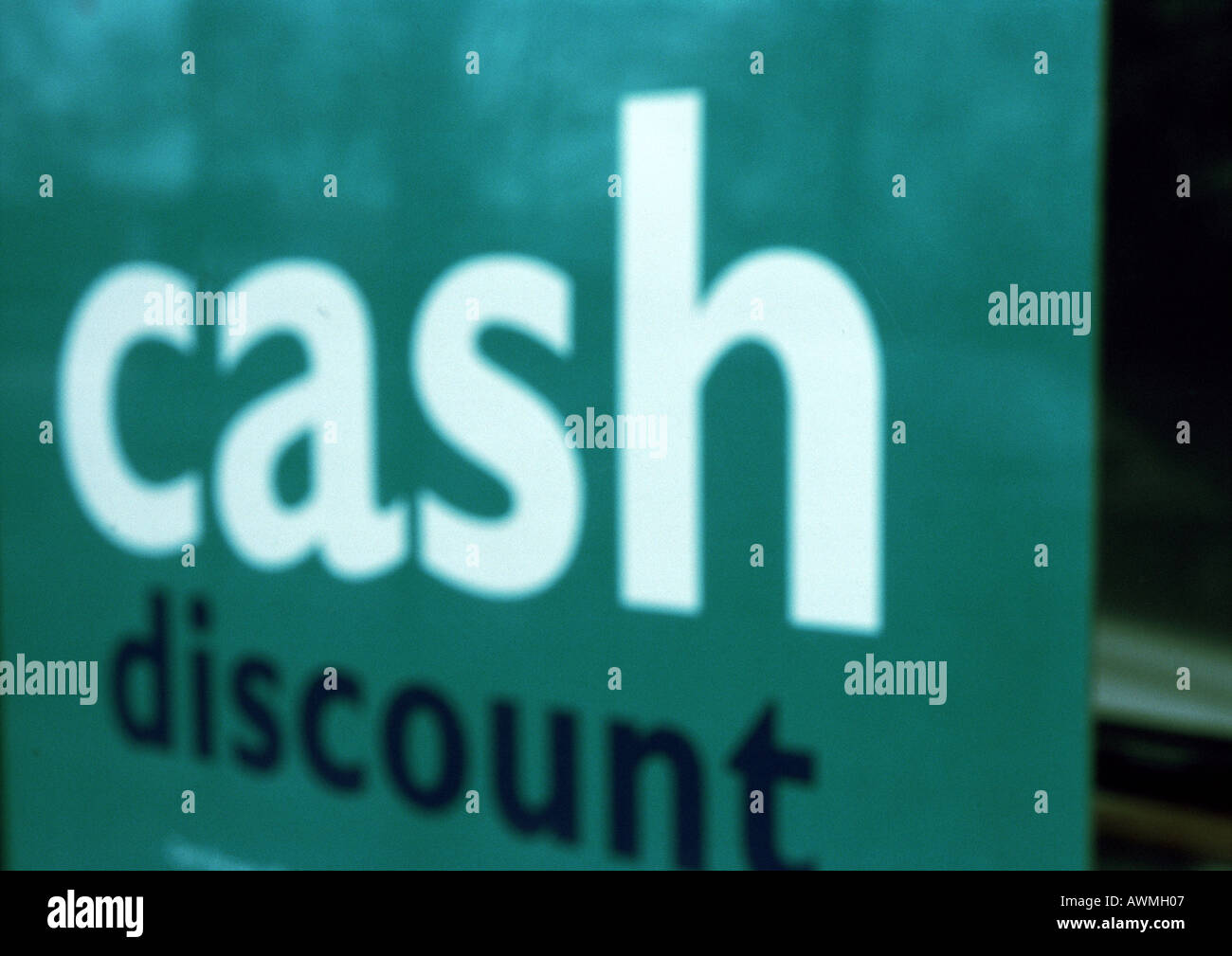 Cash discount text on sign, close-up Stock Photo - Alamy