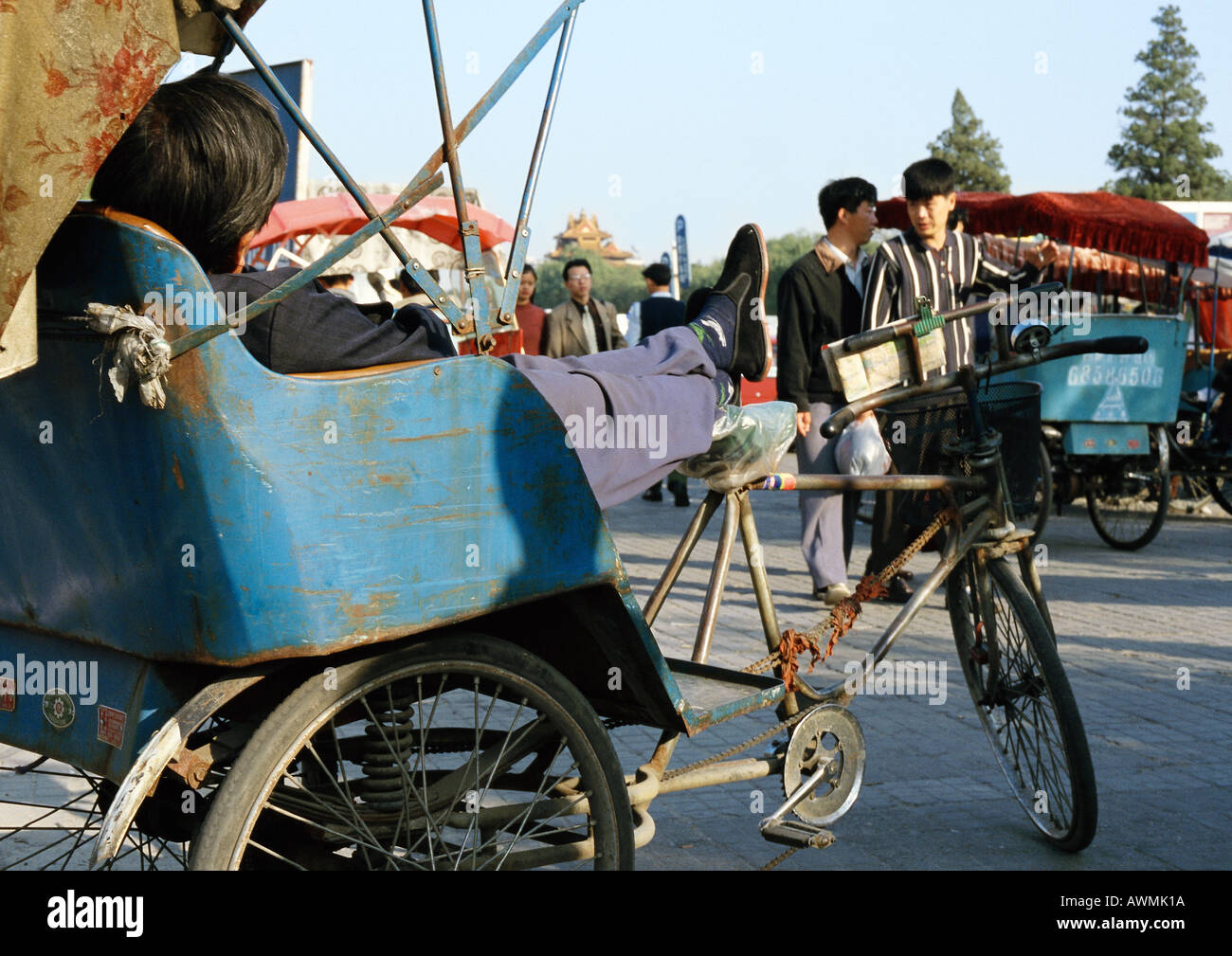 Chinese rickshaw drivers hi-res stock photography and images - Alamy