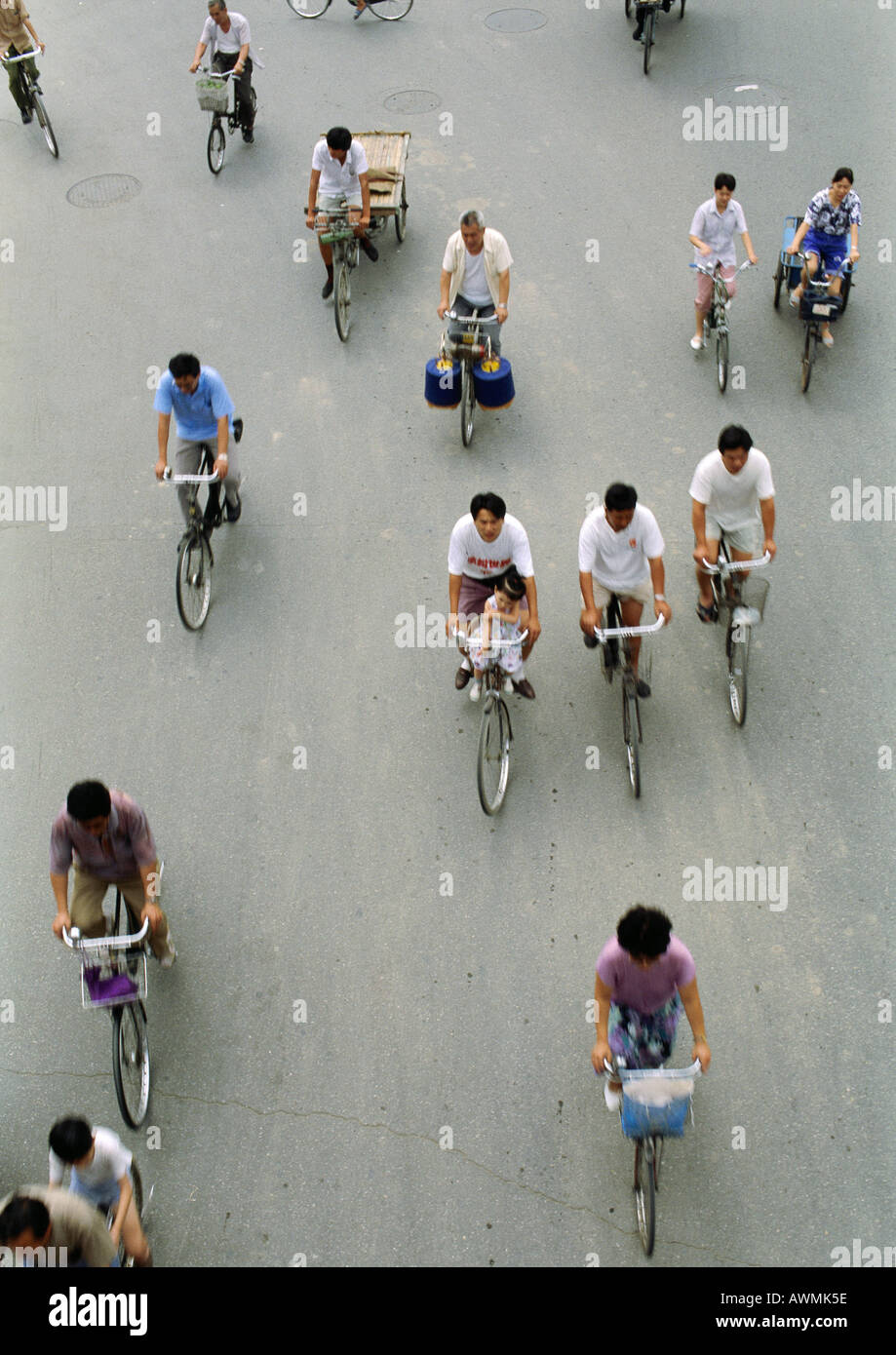 Chinese commuters riding bicycles hi-res stock photography and images ...