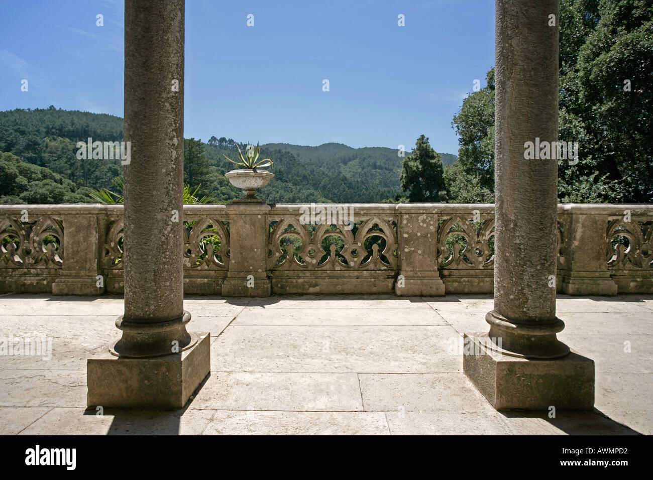 Mansion with columns hi-res stock photography and images - Alamy