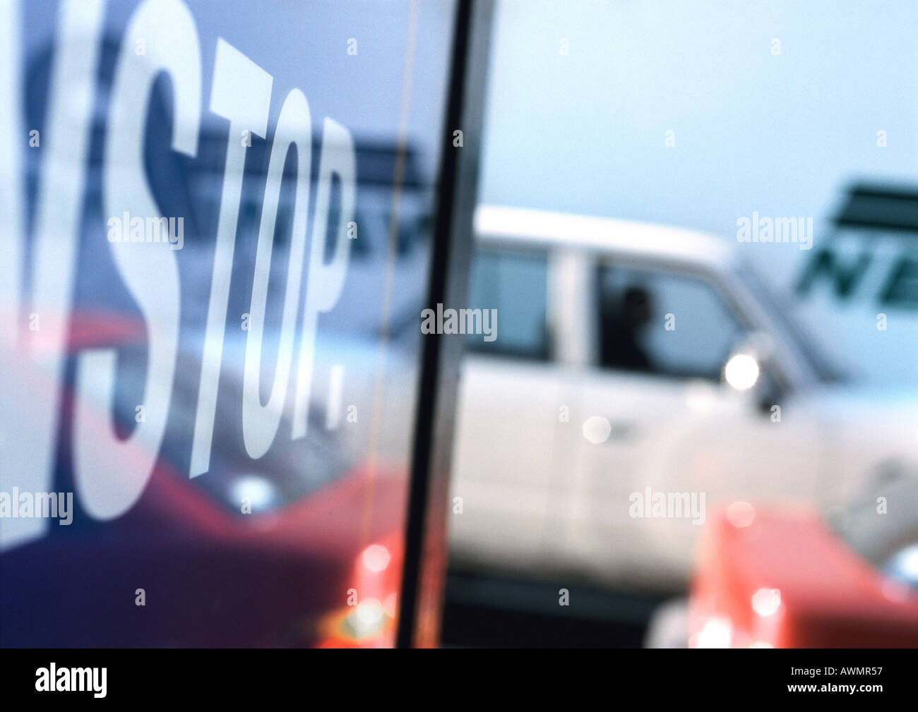 Autos stop hi-res stock photography and images - Alamy
