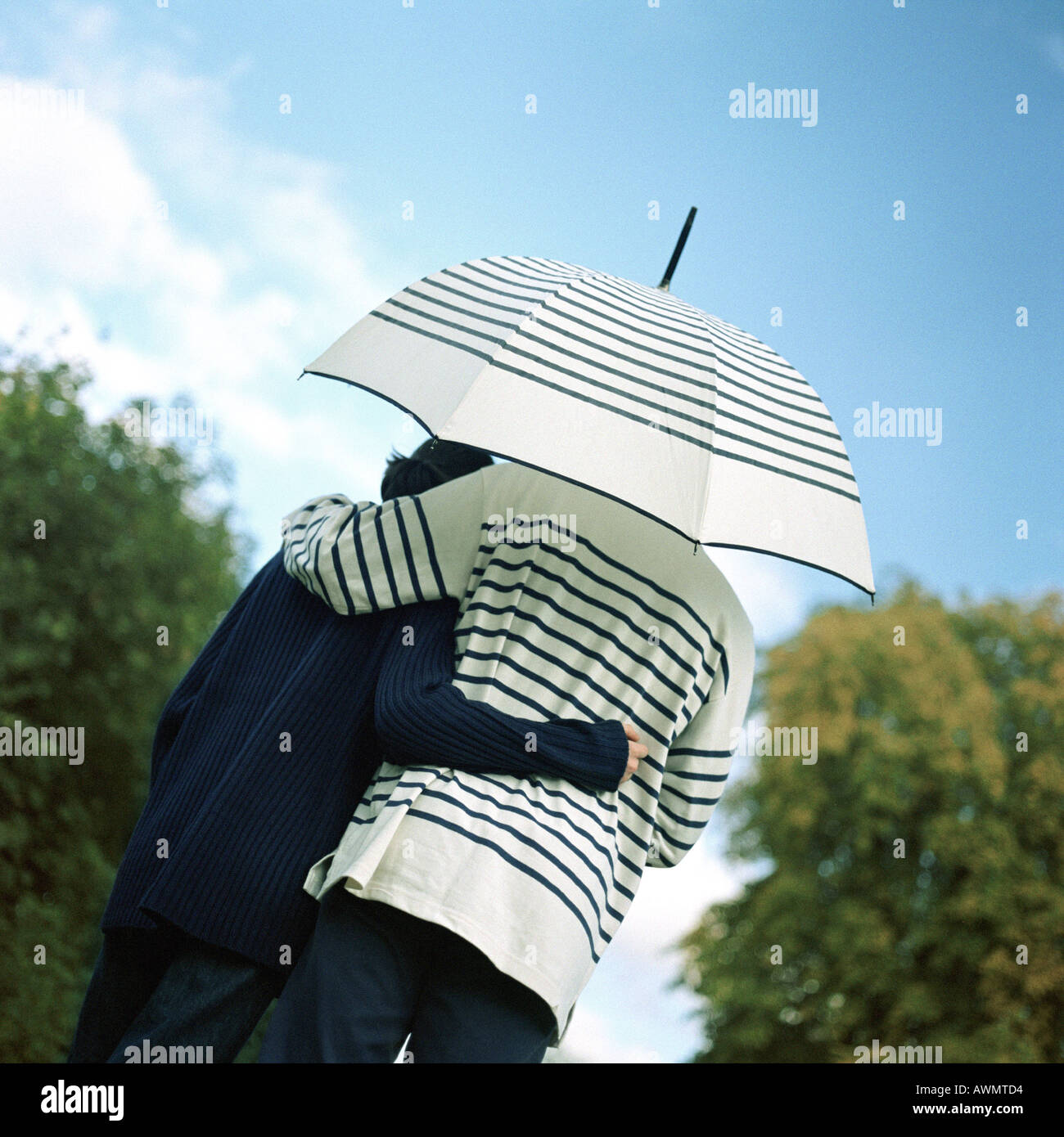 Man protecting girlfriend hi-res stock photography and images - Alamy