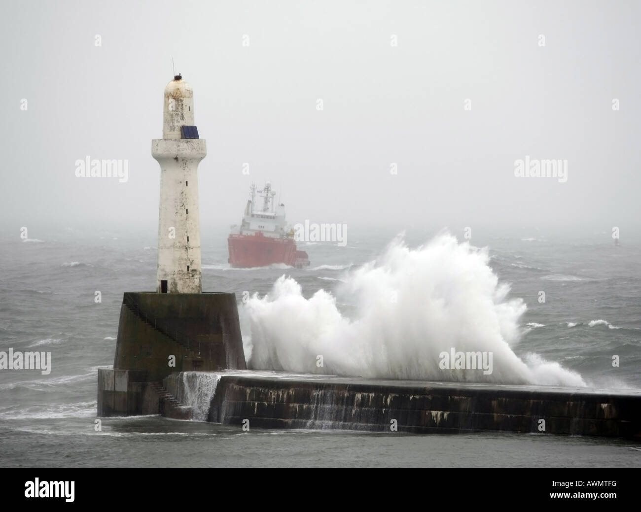 North sea oil platform in storm hi-res stock photography and images - Alamy