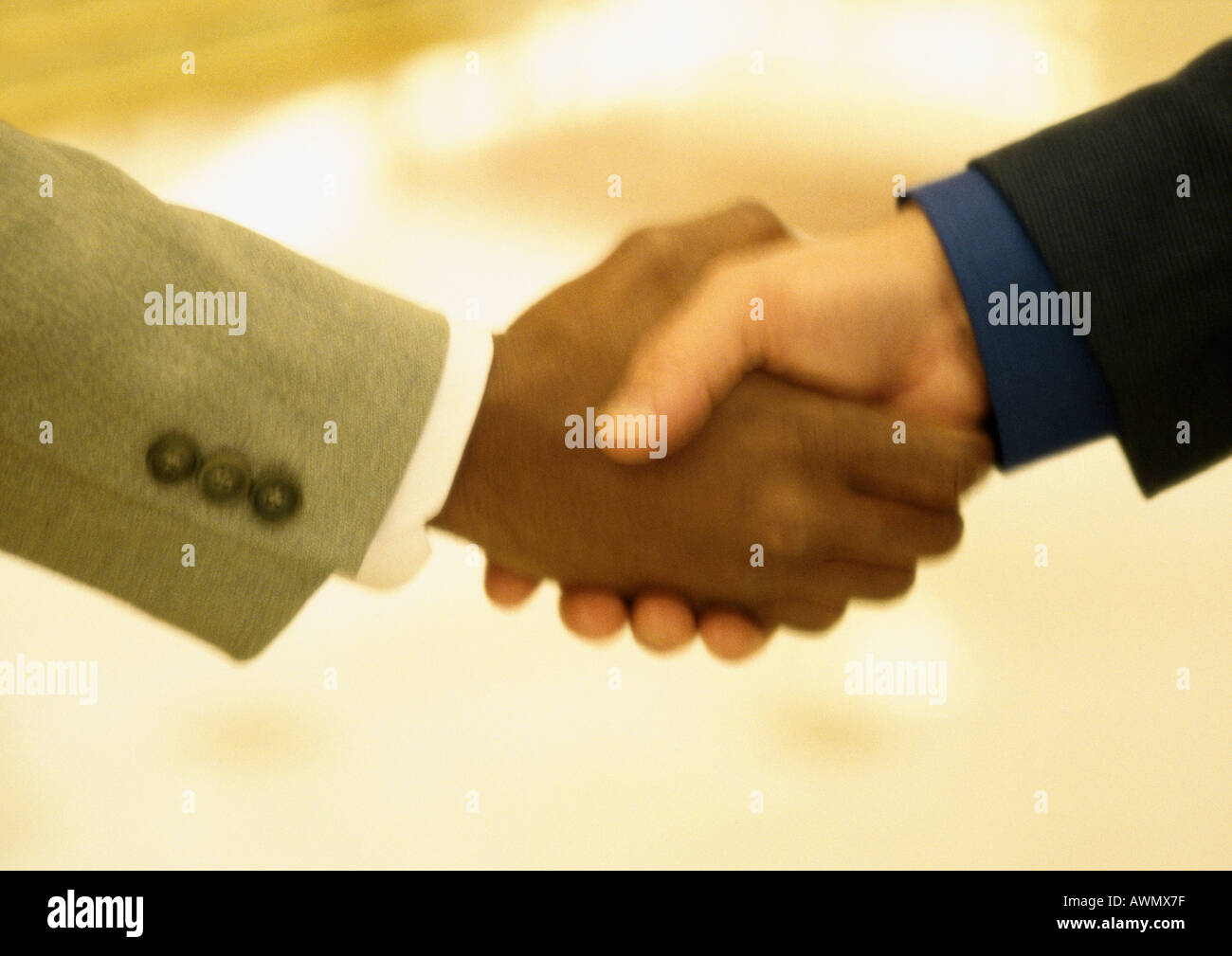 Businessmen shaking hands close up hi-res stock photography and images ...