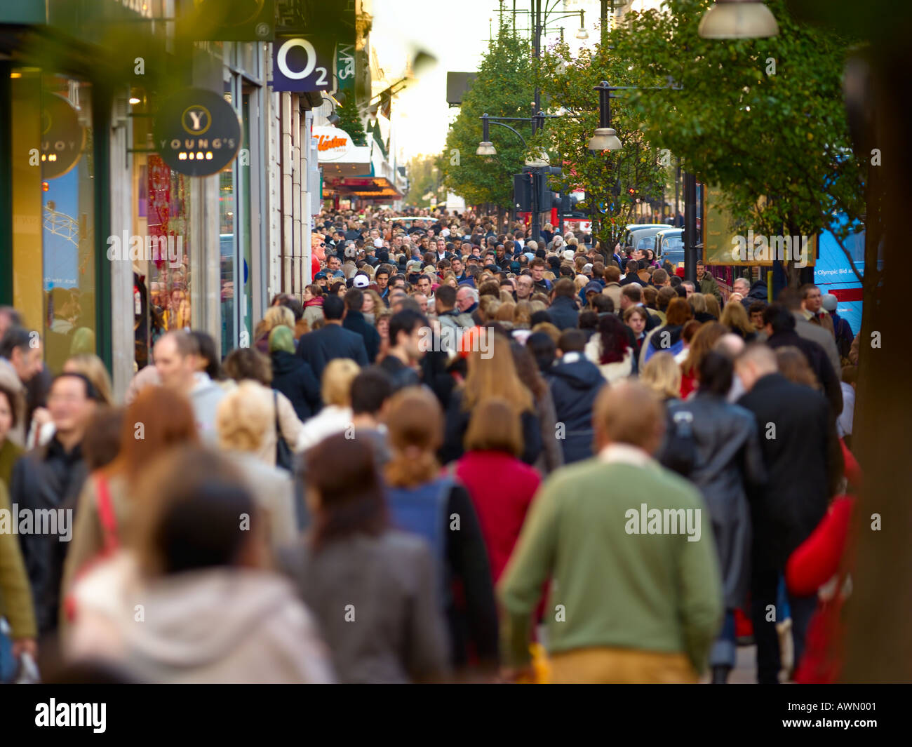 Crowded street london hi-res stock photography and images - Alamy