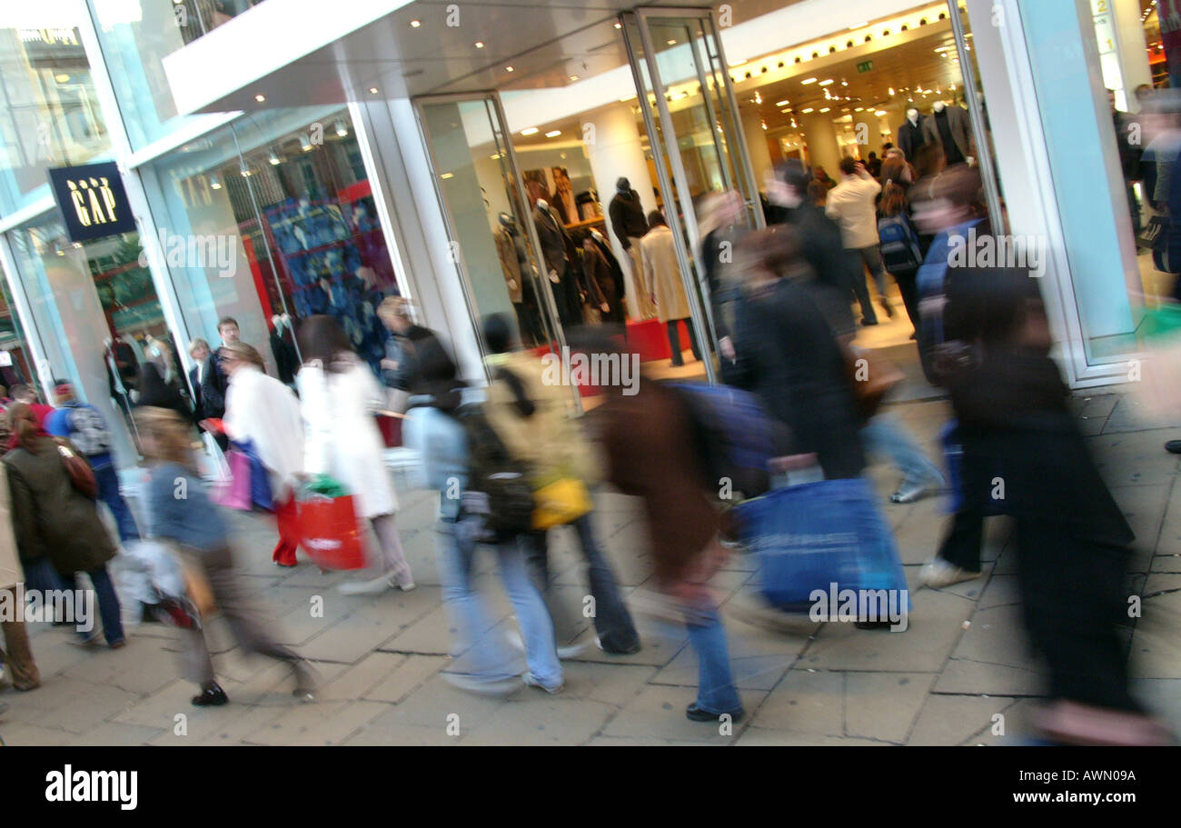 Oxford street busy shoppers Stock Photo - Alamy