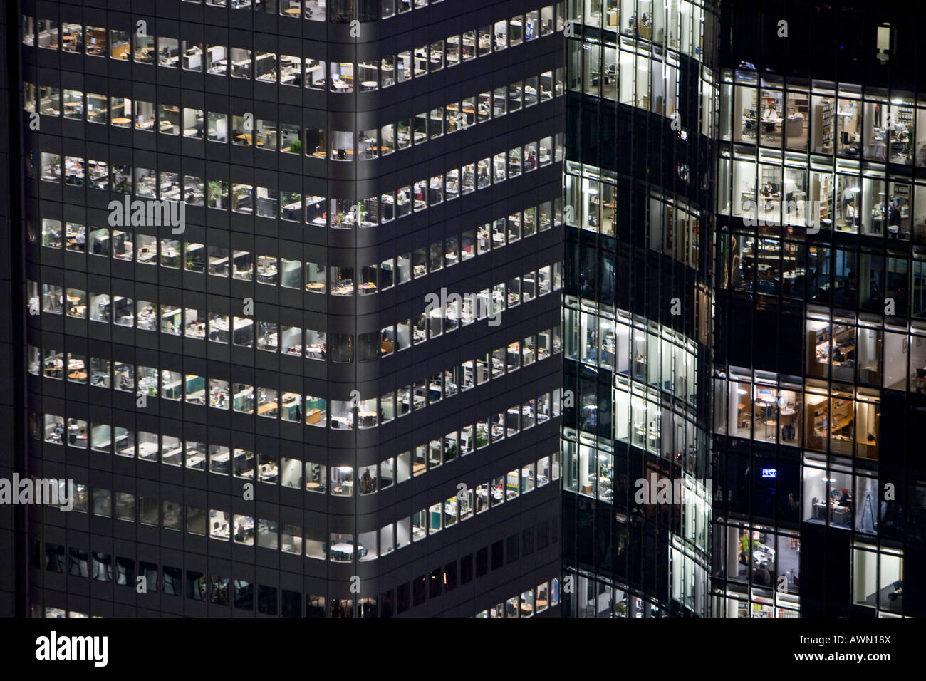 Multi lit windows hi-res stock photography and images - Alamy