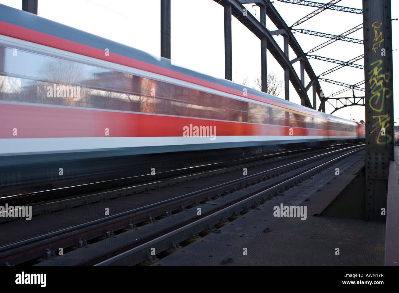Bridge over rail line hi-res stock photography and images - Alamy