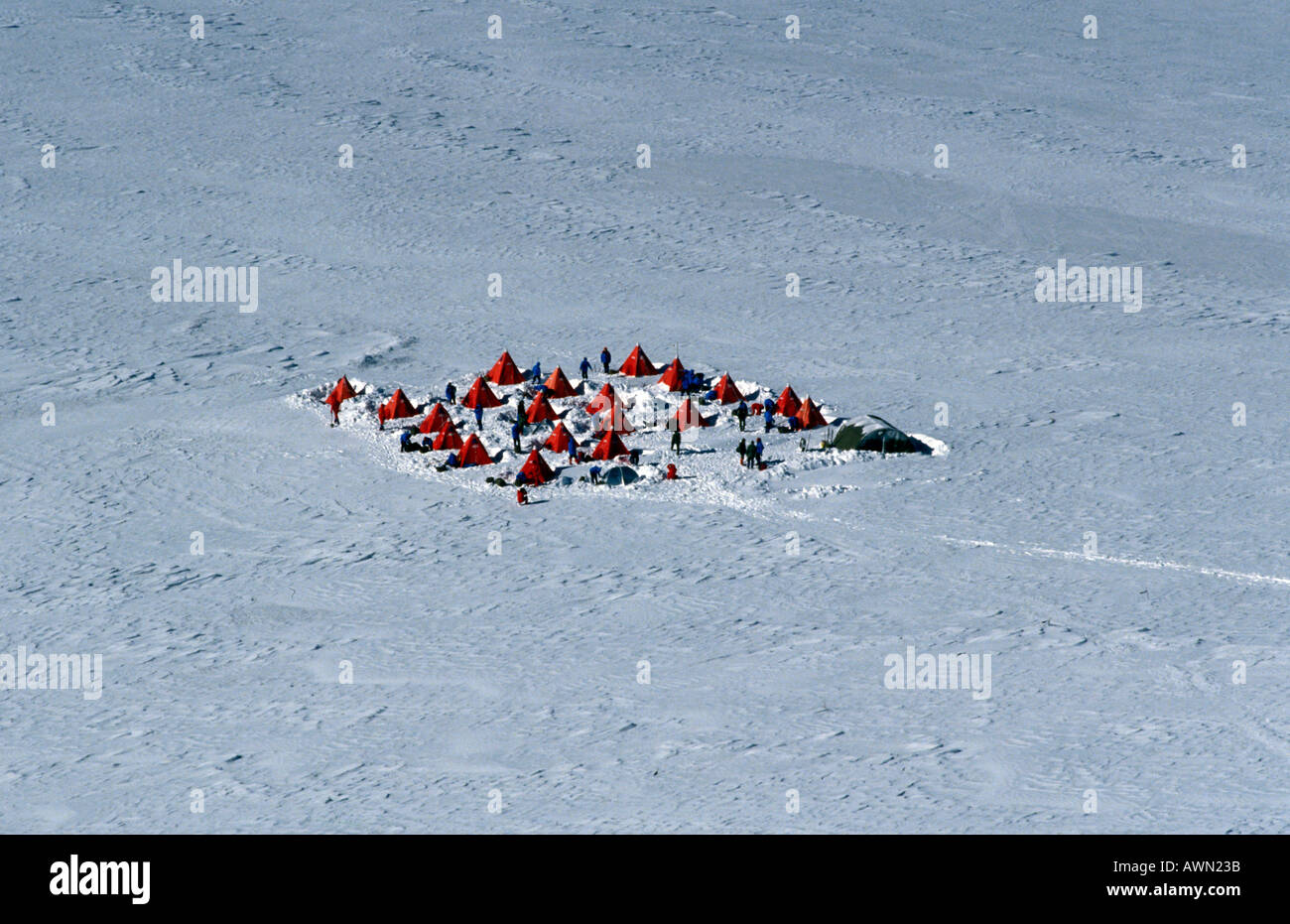 Soldiers camping in the snow France Stock Photo - Alamy