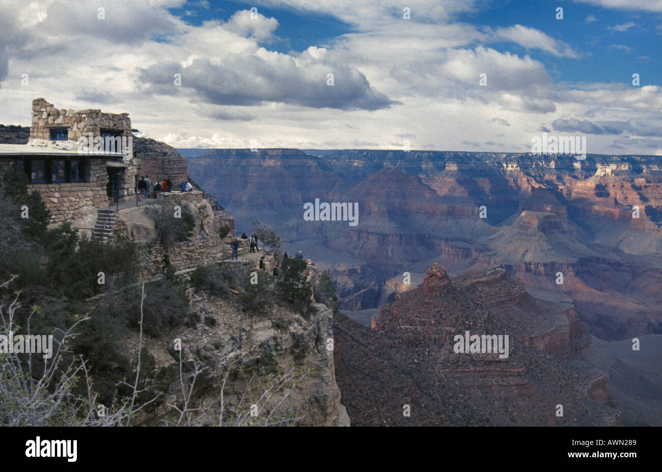 Tourists visiting grand canyon south rim hi-res stock photography and ...