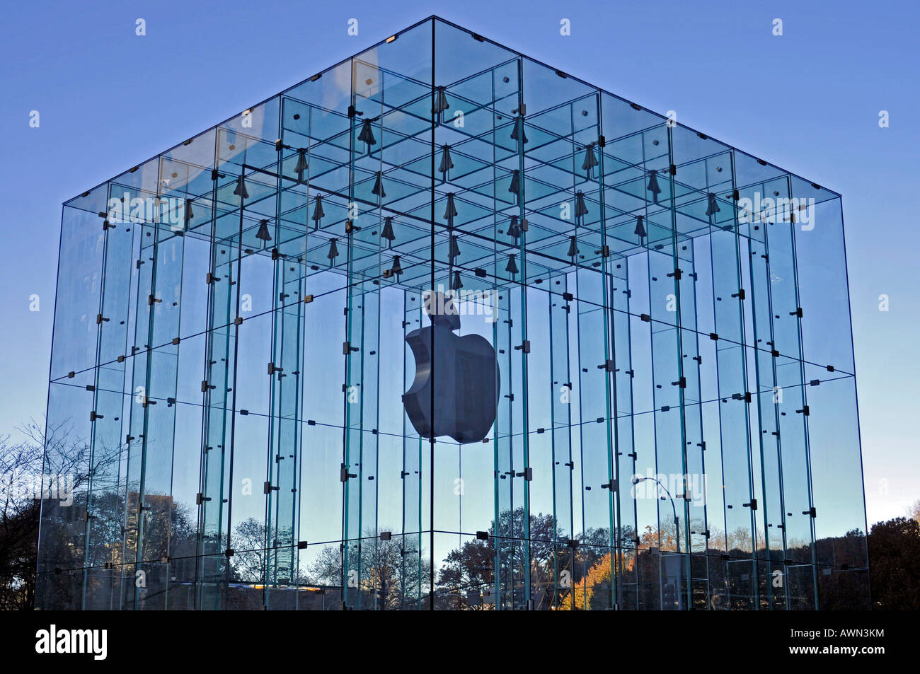 Apple Store in Manhattan, New York, USA Stock Photo - Alamy