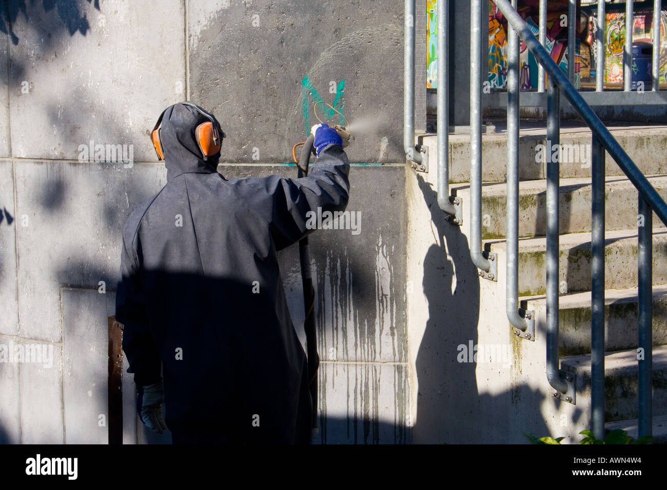 Washing off graffiti Stock Photo - Alamy
