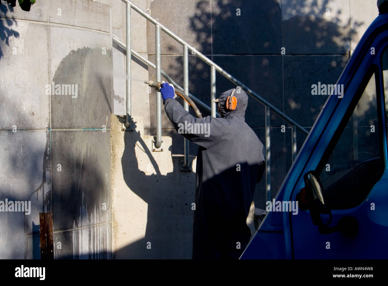 Cleaning off graffiti hi-res stock photography and images - Alamy