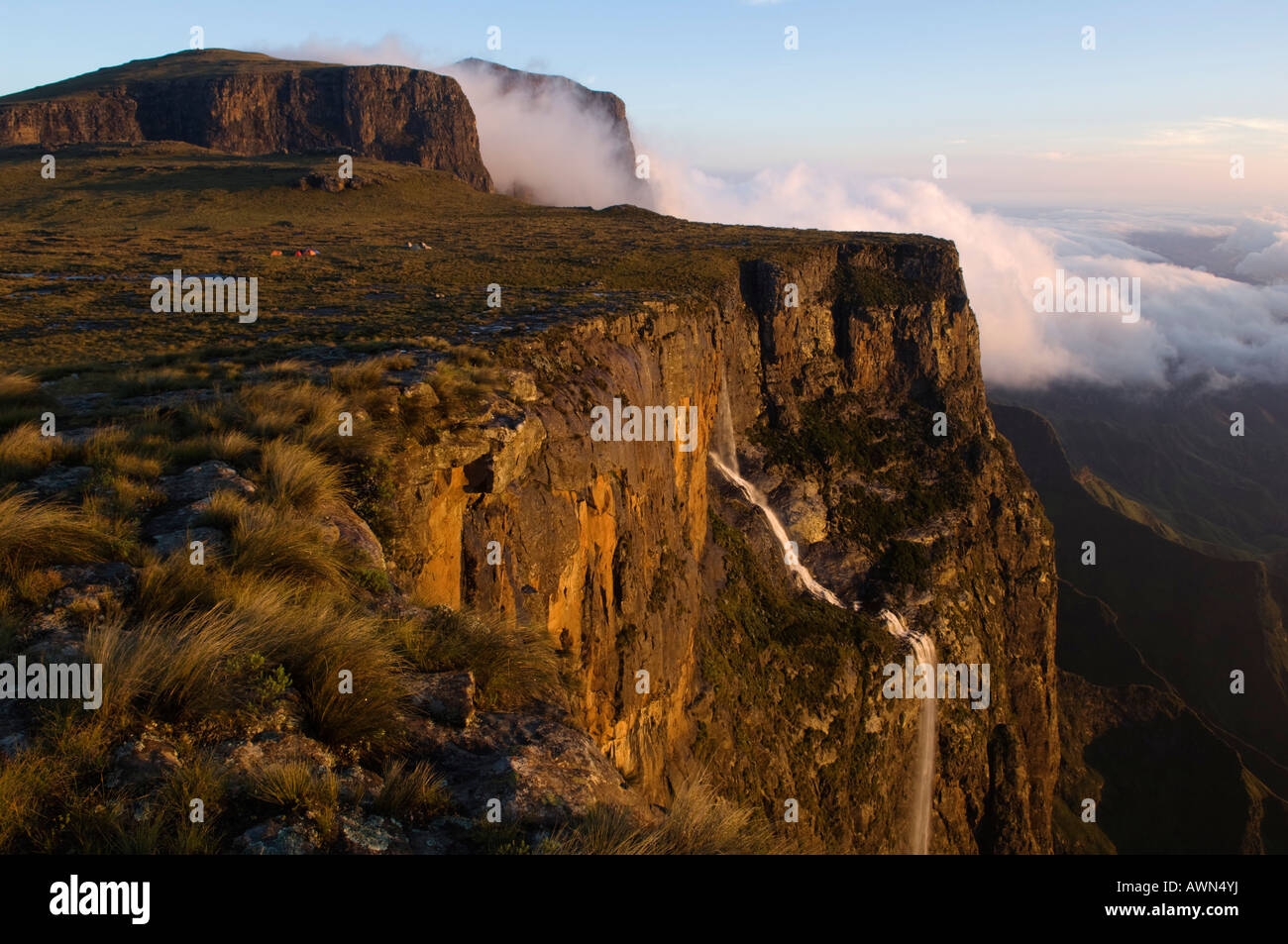 Tukhela waterfall tumbles down the escarpment, Drakensberg Mountain ...