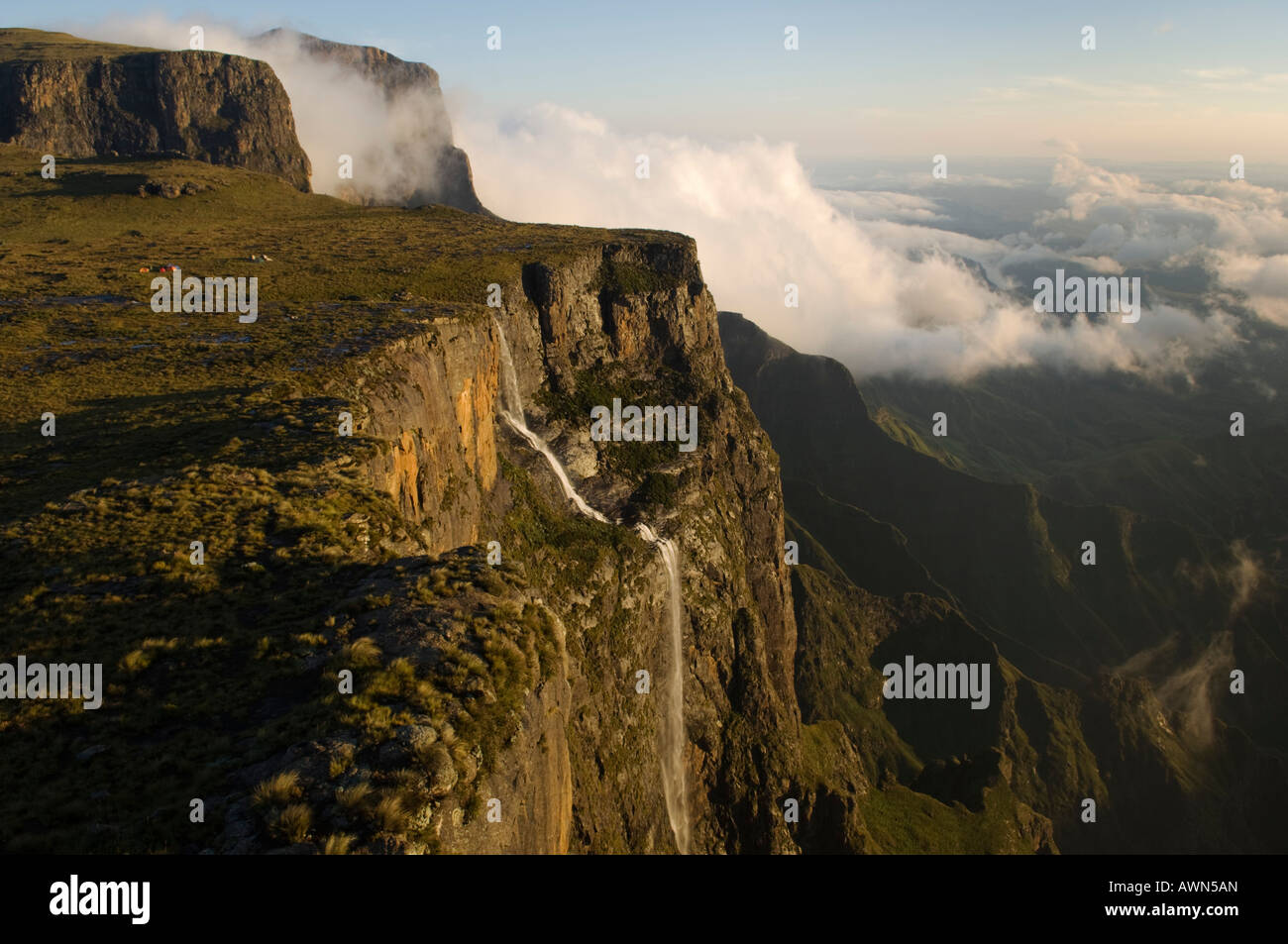 Tukhela waterfall tumbles down the escarpment, Drakensberg Mountain ...