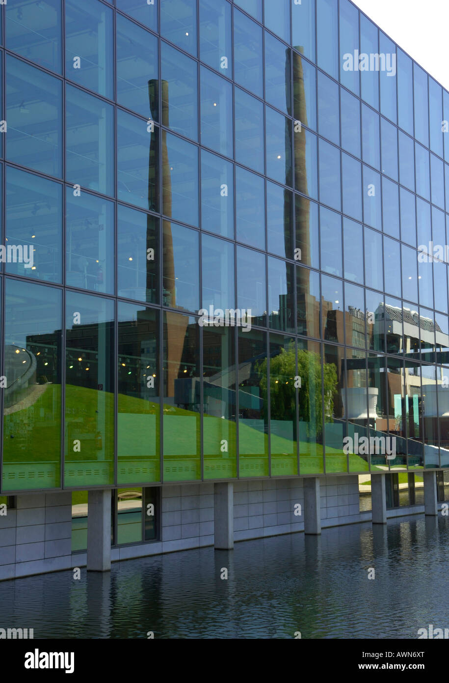 Main plant of Volkswagen AG is mirrored in building of Autostadt (car ...