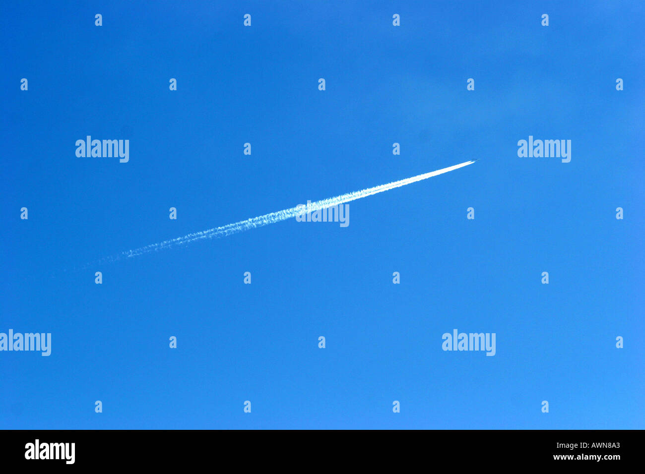 Aviation trails hi-res stock photography and images - Alamy
