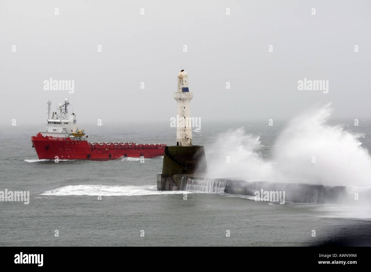 North sea oil platform in storm hi-res stock photography and images - Alamy