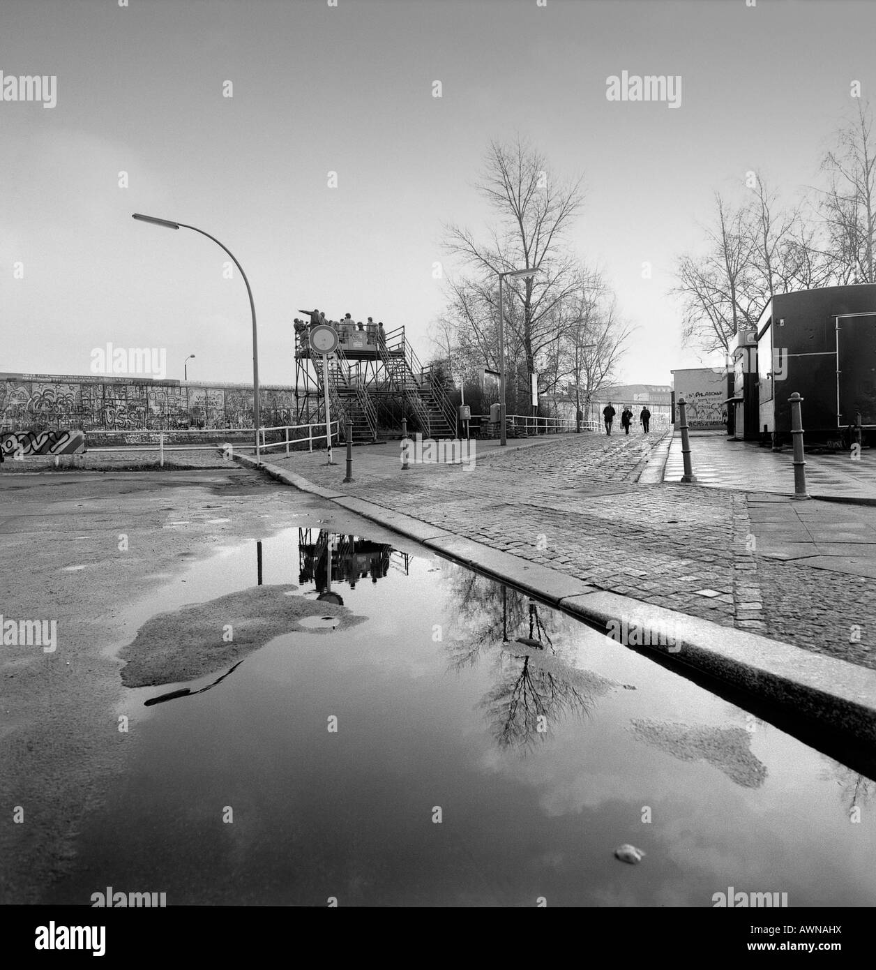 Berlin wall tourists Black and White Stock Photos & Images - Alamy