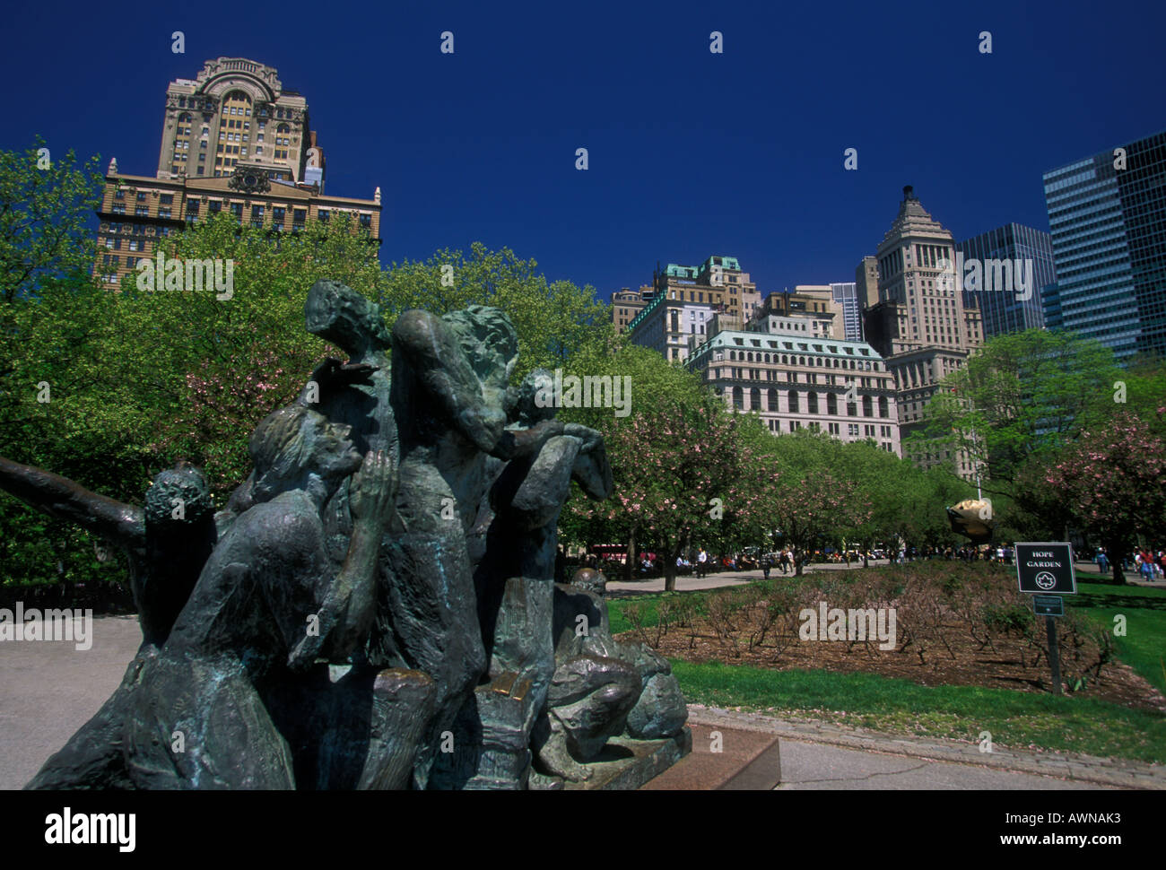 Tourist immigrant statue icon hi-res stock photography and images - Alamy