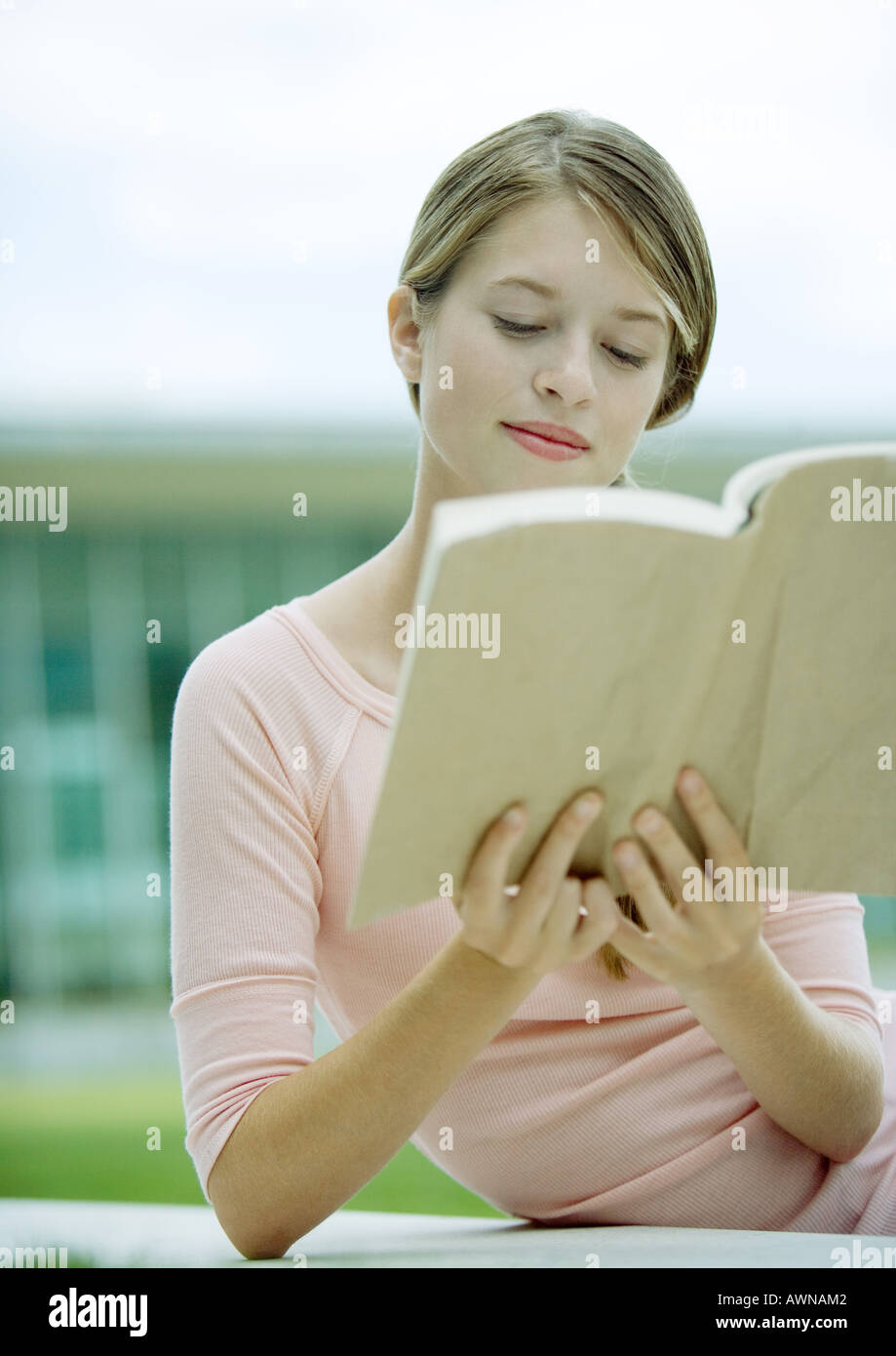 Teen girl reading book Stock Photo - Alamy