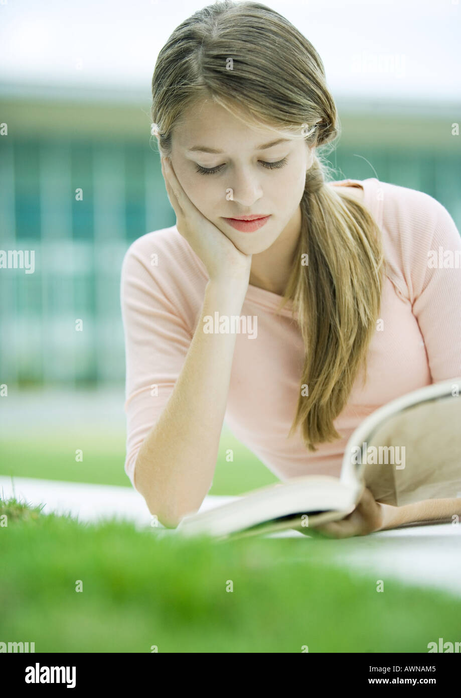 Teenage girl reading book Stock Photo - Alamy