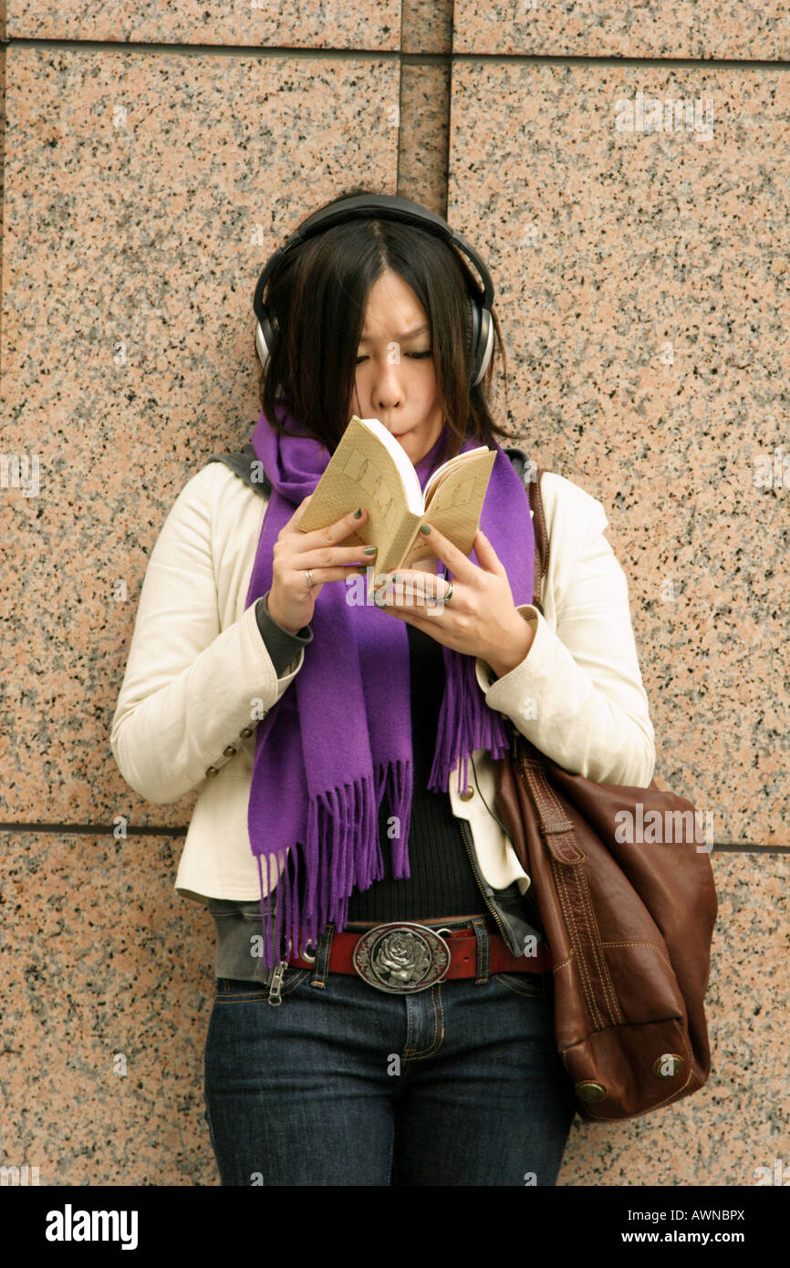 Japanese woman female reading books hi-res stock photography and images ...