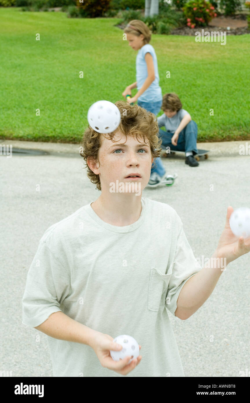 Girl juggling outside hi-res stock photography and images - Alamy
