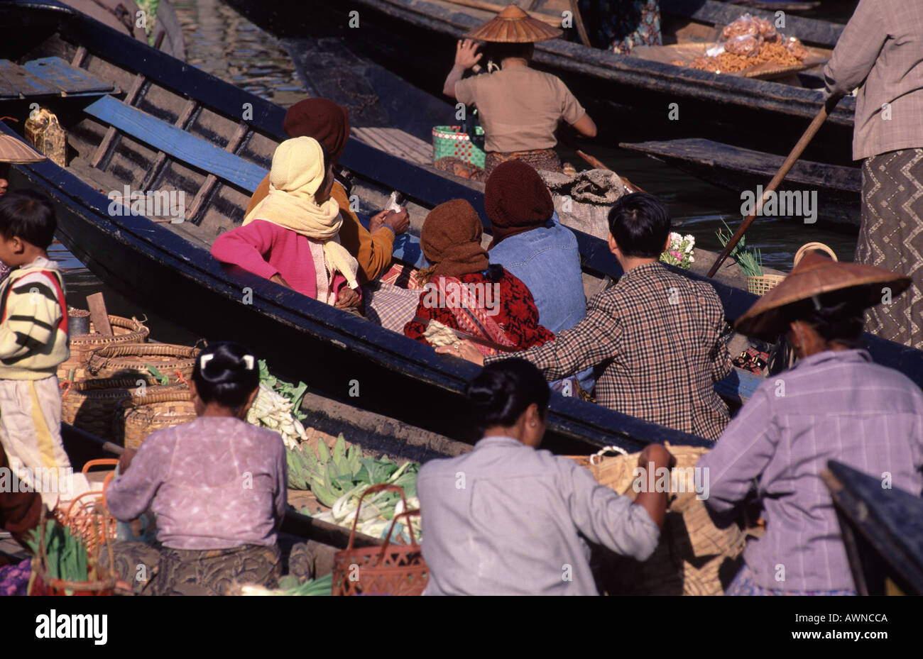 Inle lake floating market Stock Photo - Alamy