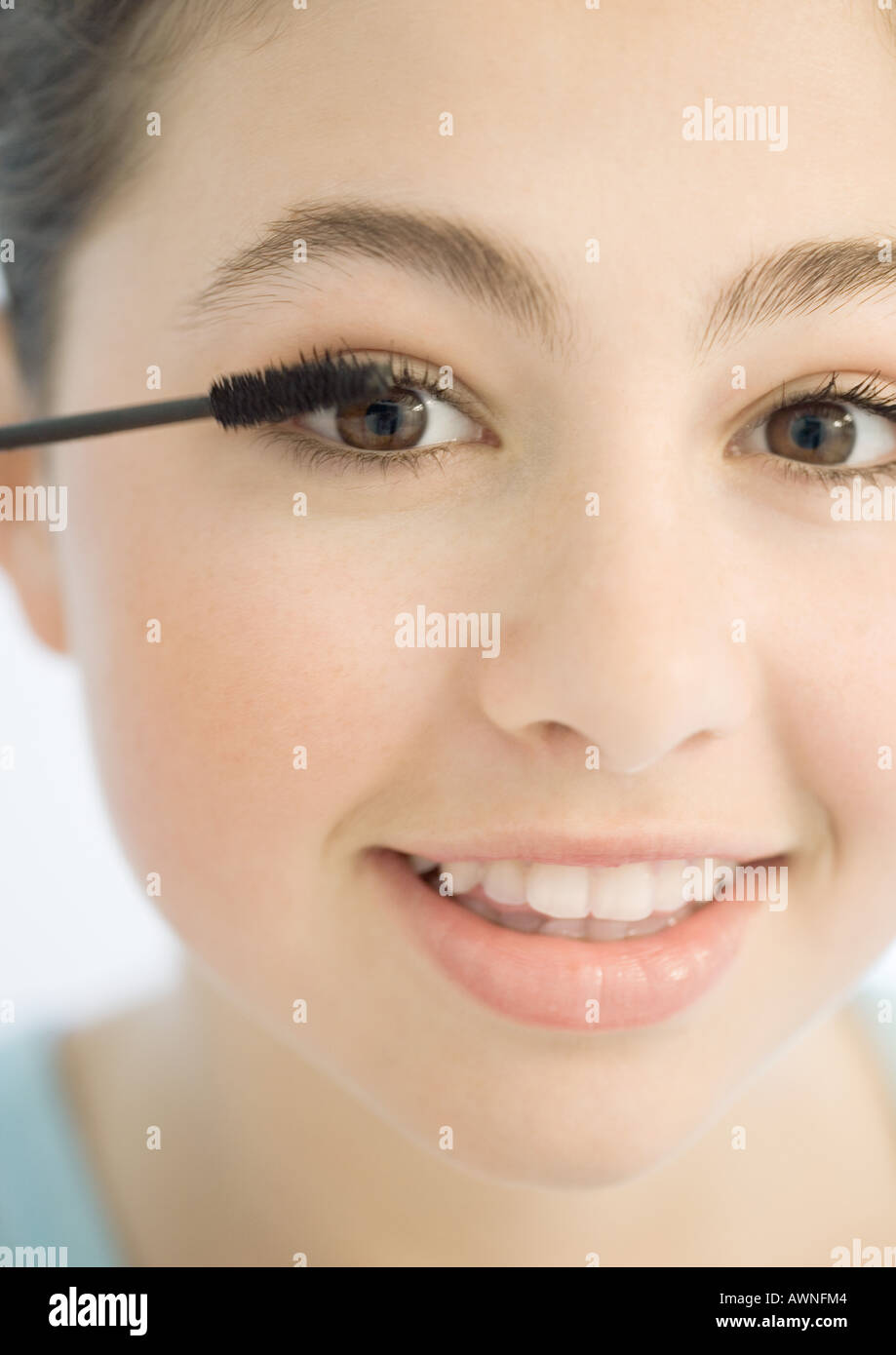 Teenage girl applying mascara Stock Photo - Alamy